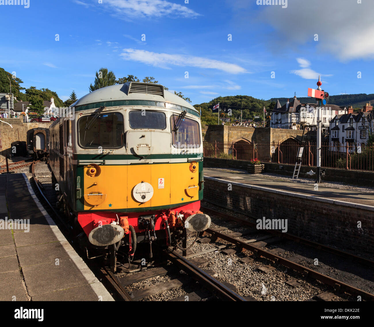 Class 26 (26010/D5310) is seen running on the Llangollen Heritage ...