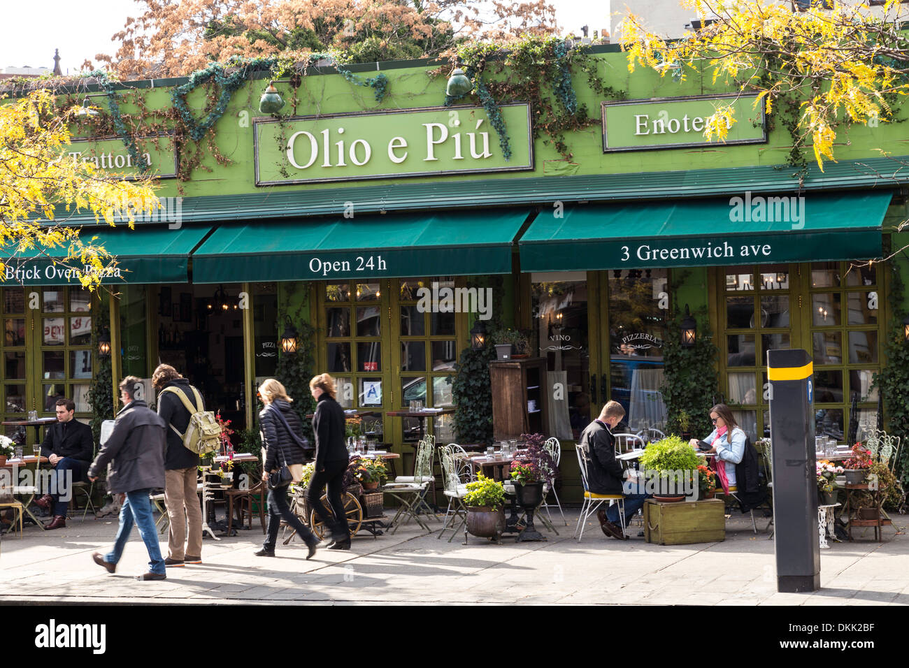 Olio Pizza e Piu Restaurant with Sidewalk Dining, NYC Stock Photo - Alamy