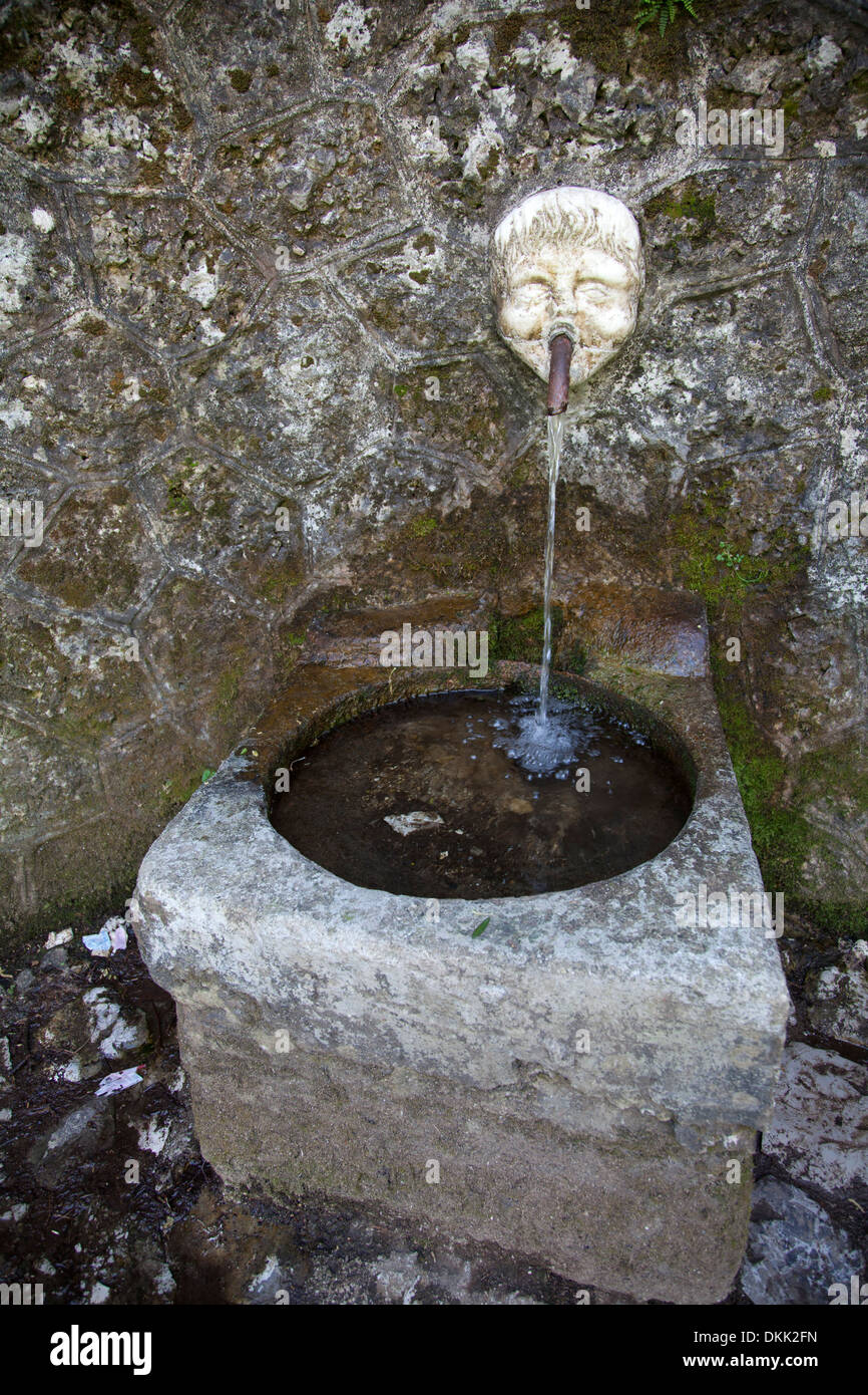 Water fountain stone hi-res stock photography and images - Alamy