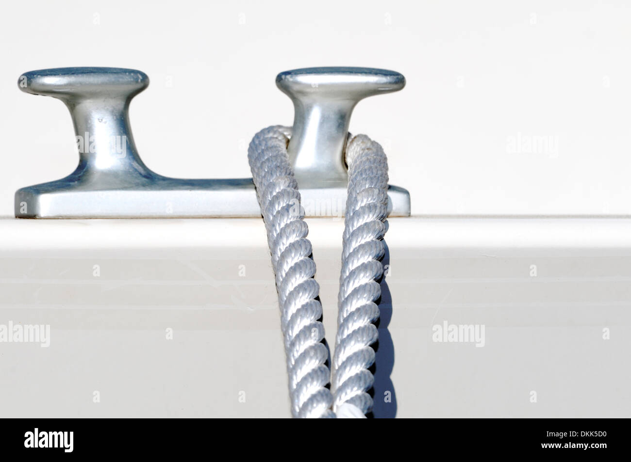Detail of a rope securing a white boat Stock Photo - Alamy