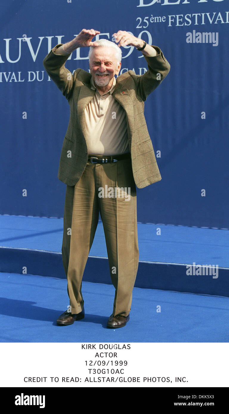 KIRK DOUGLAS.ACTOR.12/09/1999.T30G10AC.CREDIT TO READ Stock Photo - Alamy