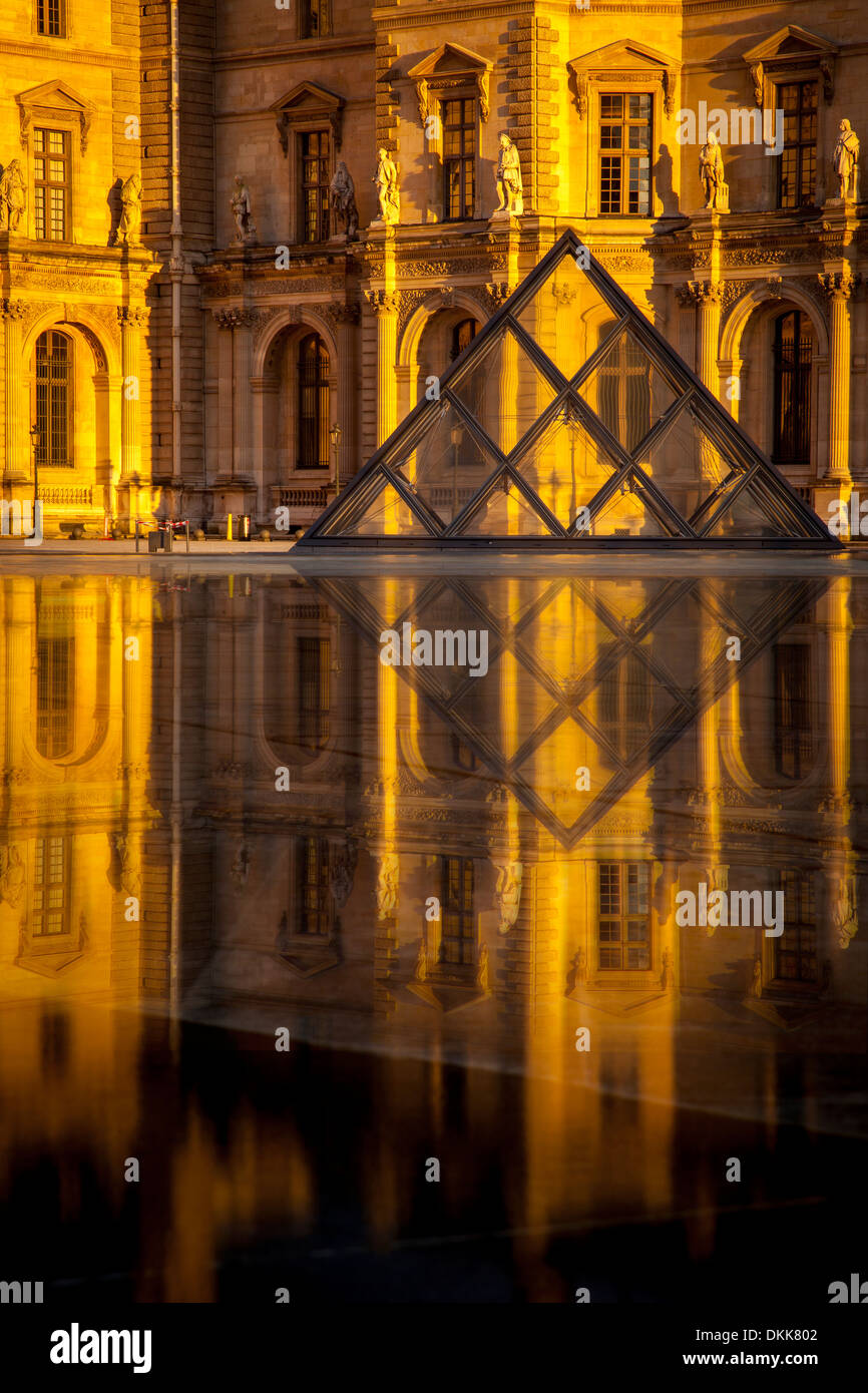 Pyramid louvre reflections hi-res stock photography and images - Alamy