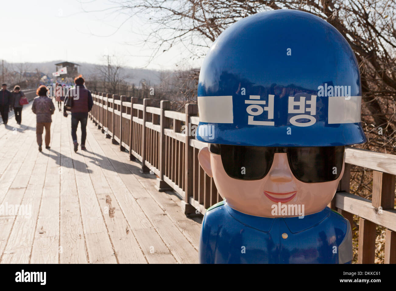 Military Police sculpture on freedom bridge - Imjingak, South Korea ...