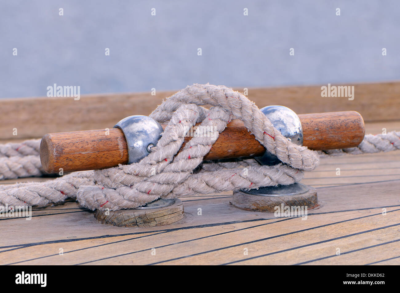 Close-up of a rope tied-up on a bitt fasten a wooden boat to dock Stock ...