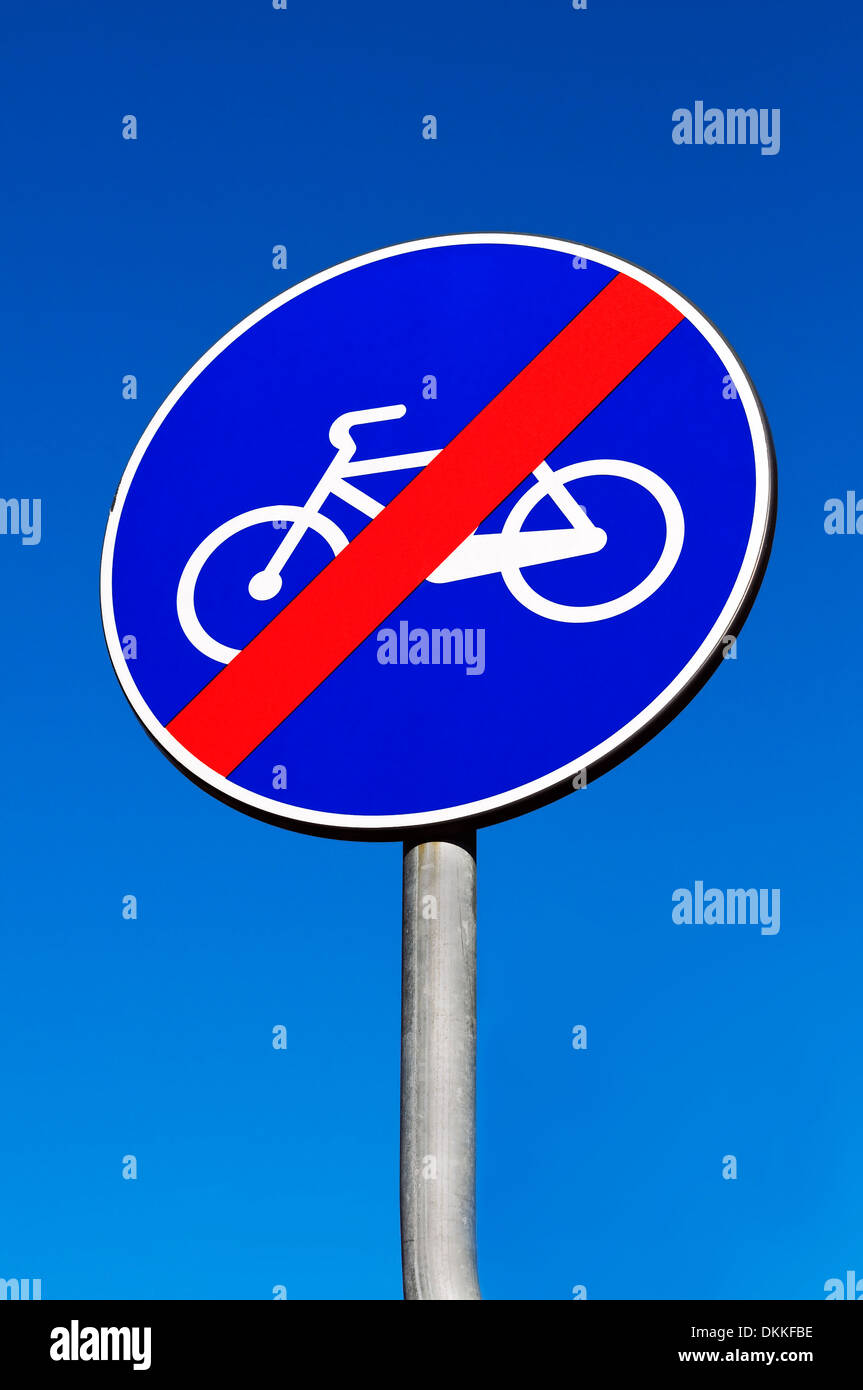 Signal indicating the end of a bike road Stock Photo - Alamy