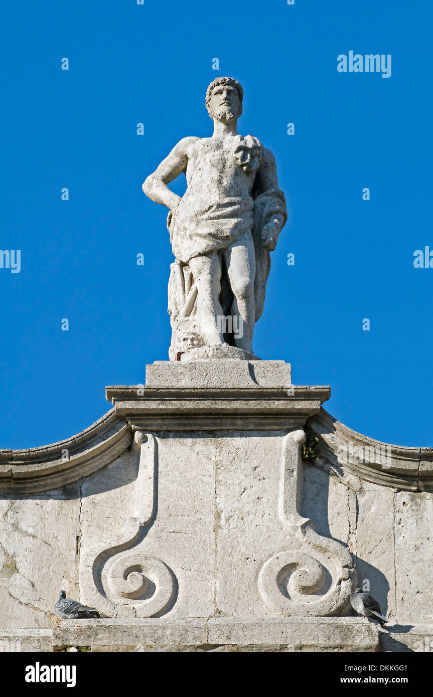 Statue on a building rooftop Stock Photo - Alamy