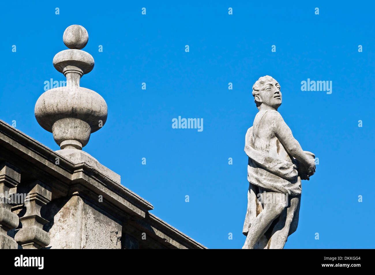 Statue on nd frieze on a building rooftop Stock Photo - Alamy