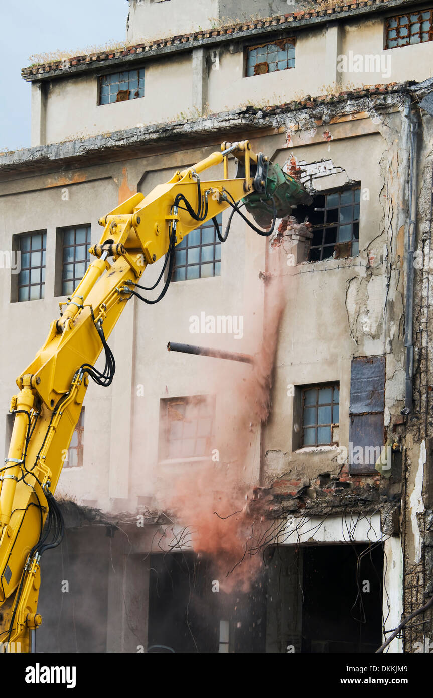Machinery working to demolish old building Stock Photo - Alamy