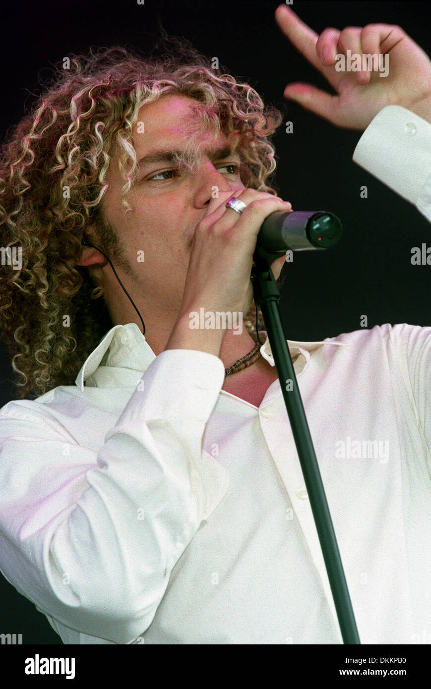 JOE WASHBOURNE.LEAD SINGER ''TOPLOADER''.KINROSS, SCOTLAND.07/07/2001 ...