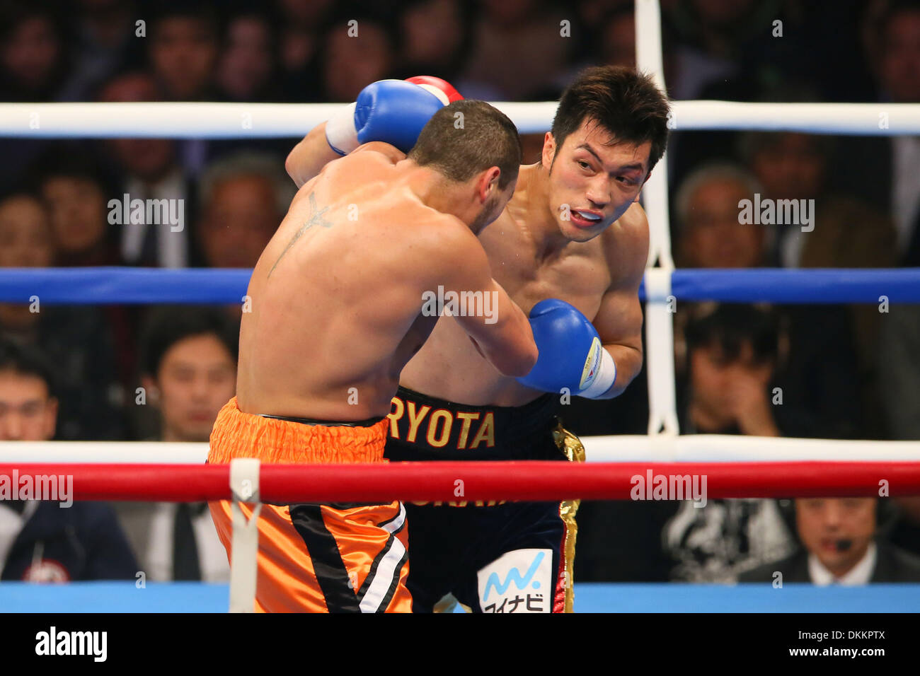 Tokyo, Japan. 6th Dec, 2013. (L-R) Dave Peterson (USA), Ryota Murata (JPN) Boxing : the 8R ...