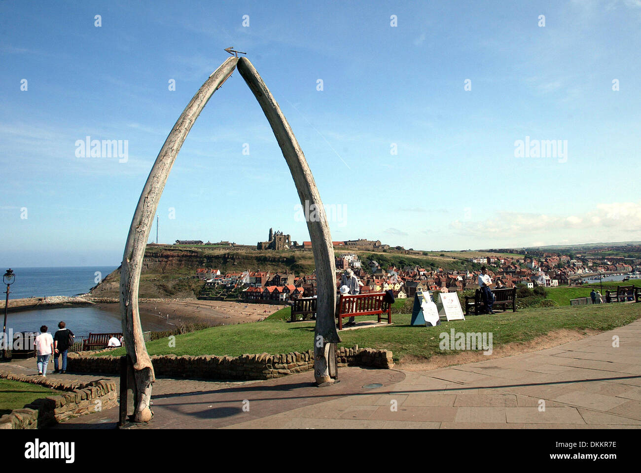 WHALE BONE ARCHES, WHITBY.WHITBY,,.16/08/2002.DI172 Stock Photo - Alamy