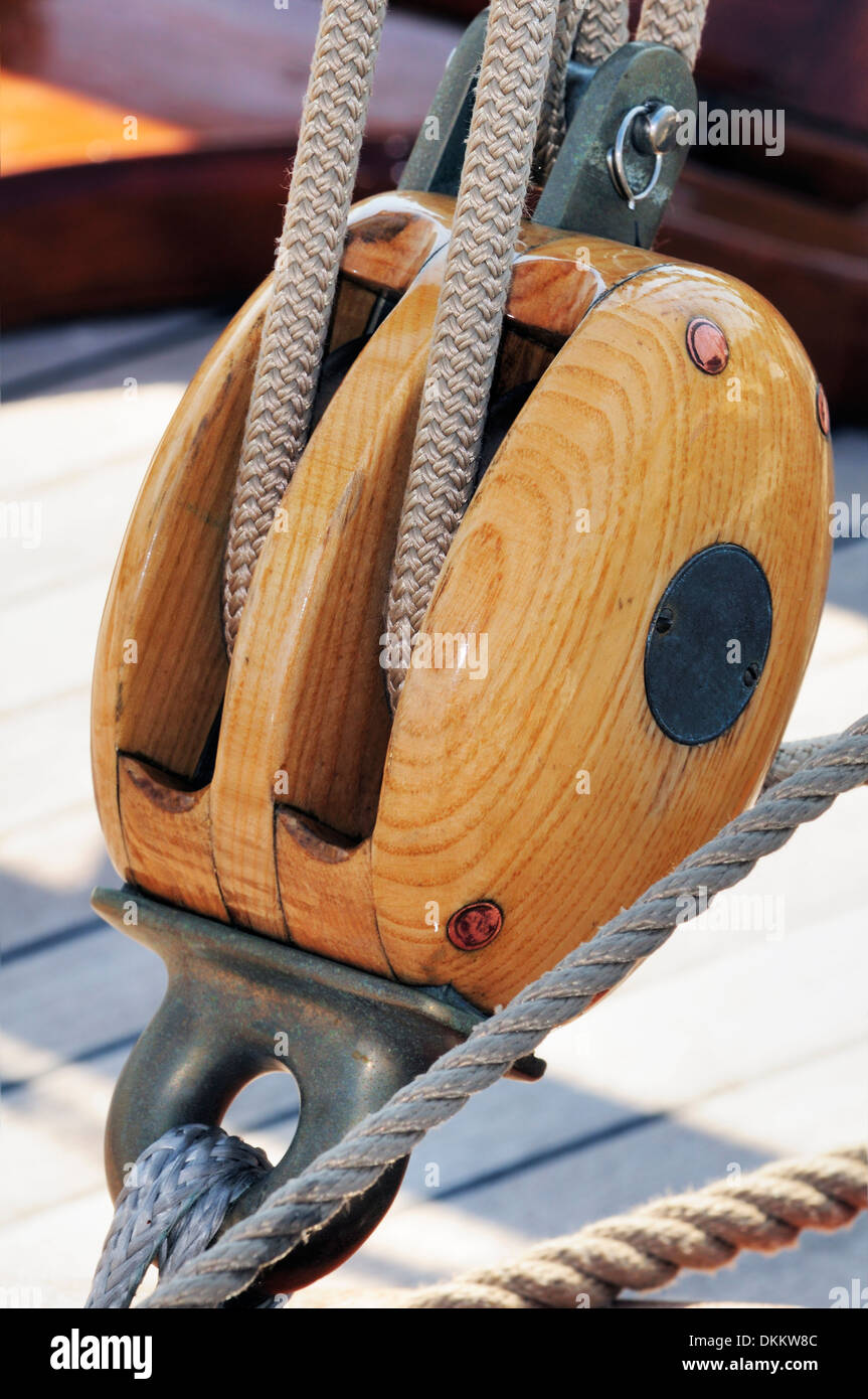 Sailing block with rope of an old sailboat Stock Photo - Alamy