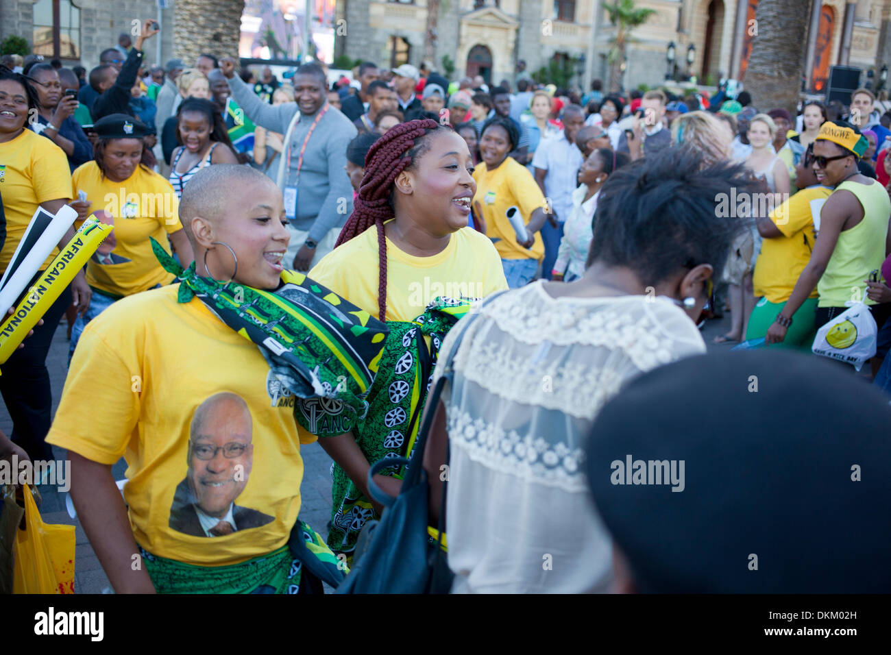 Cape Town, South Africa . 06th Dec, 2013. South Africans gathered at ...