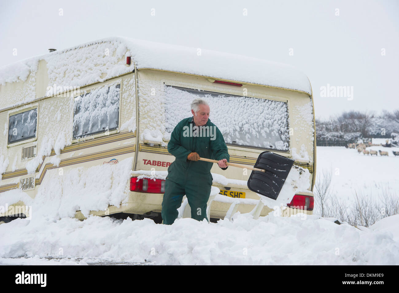 Caravan in snow hi-res stock photography and images - Alamy