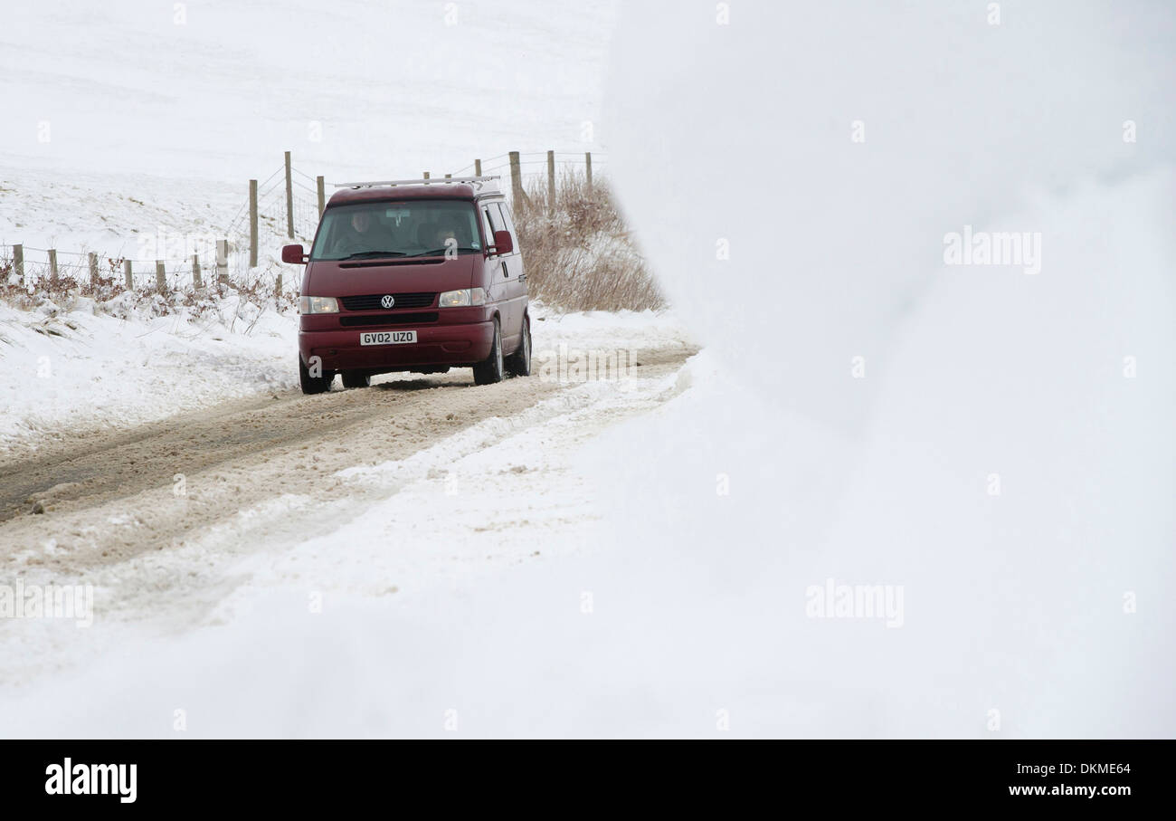 Cars driving through snow hi-res stock photography and images - Alamy