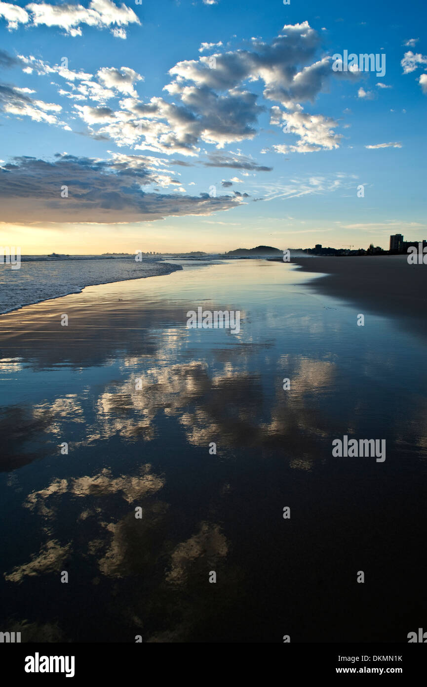 Reflections on the beach hi-res stock photography and images - Alamy