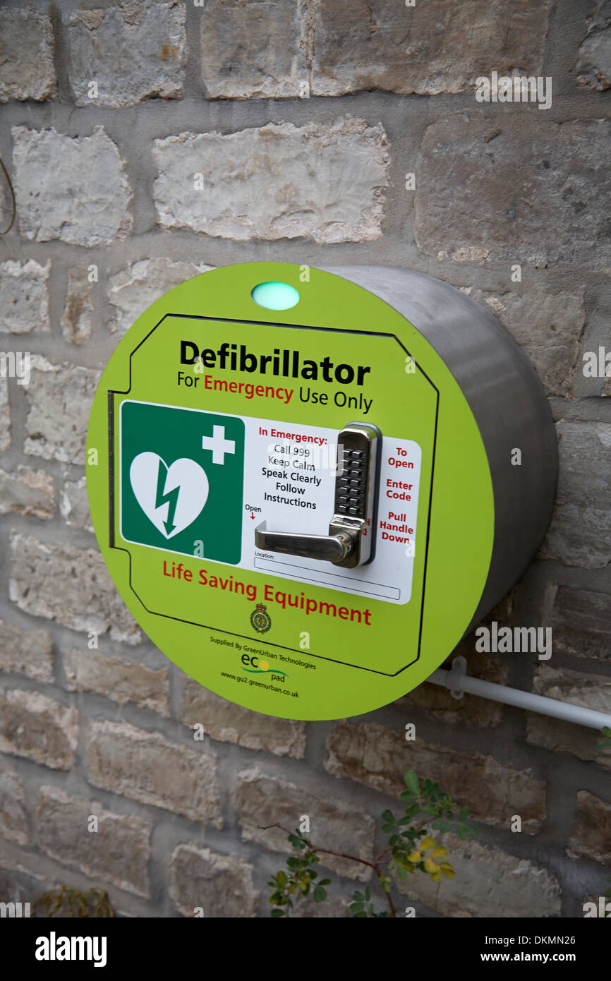 Defib defibrillator hi-res stock photography and images - Alamy