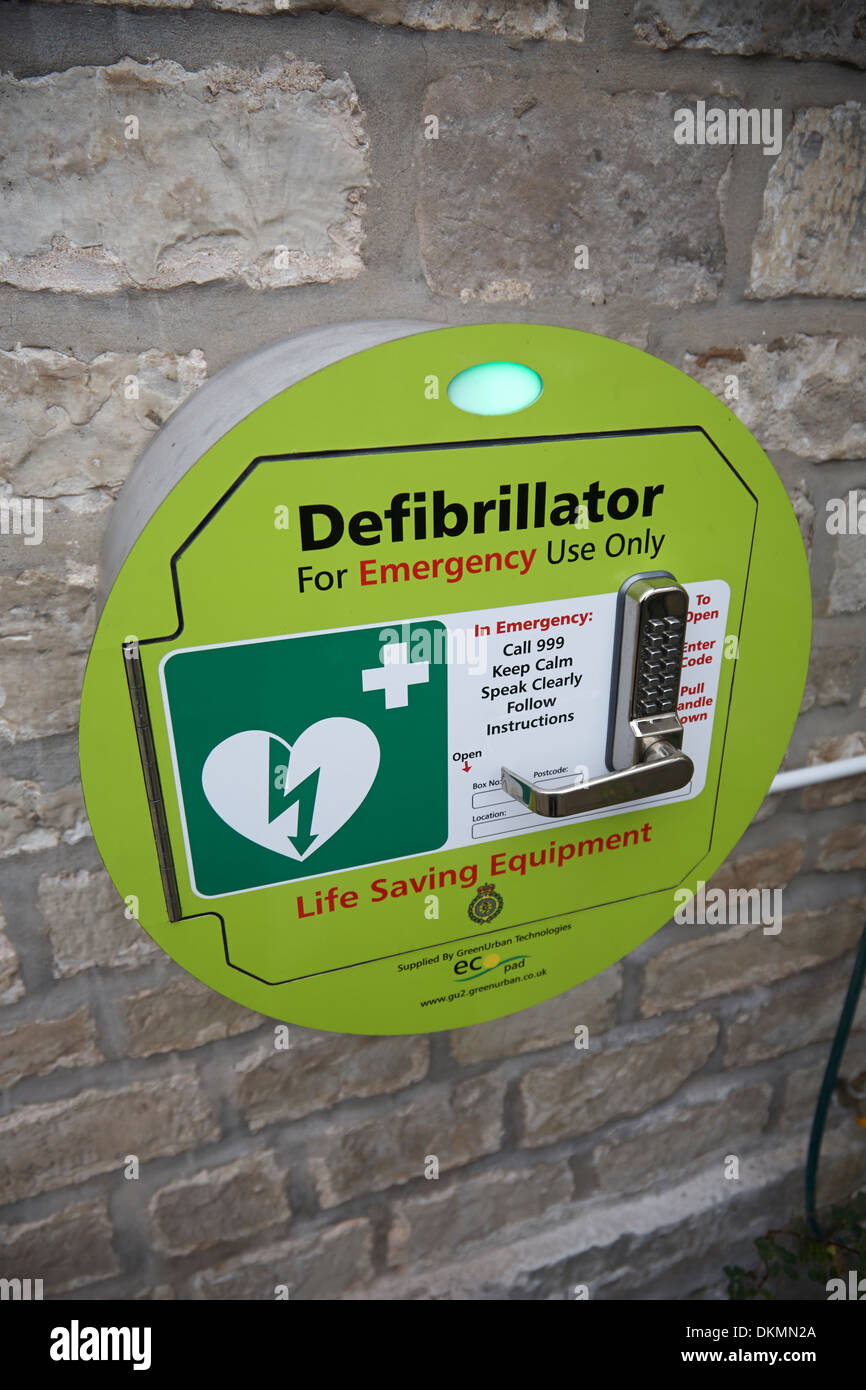 Cardiac arrest defib hi-res stock photography and images - Alamy