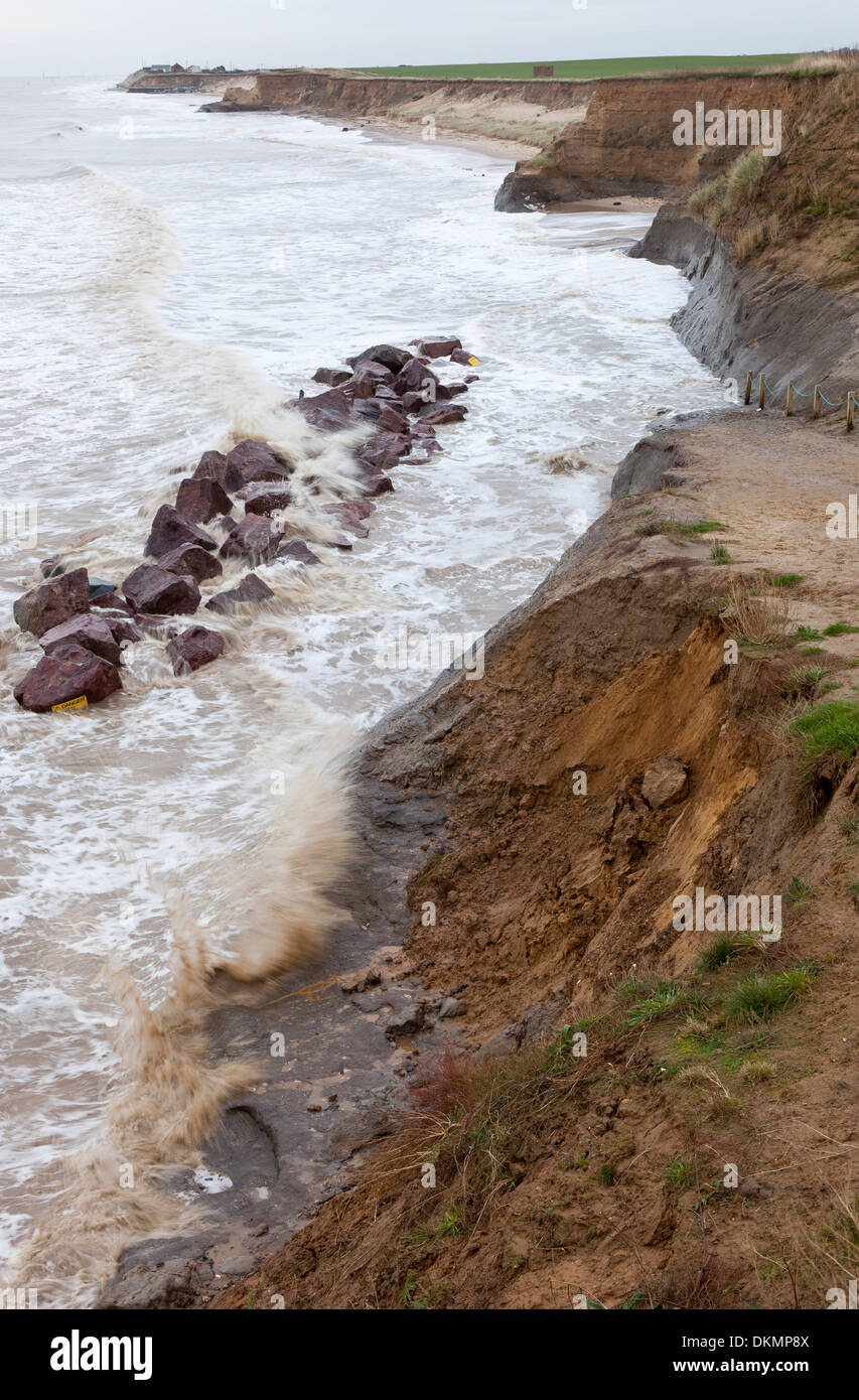 Happisburgh coastal erosion cliff hi-res stock photography and images ...