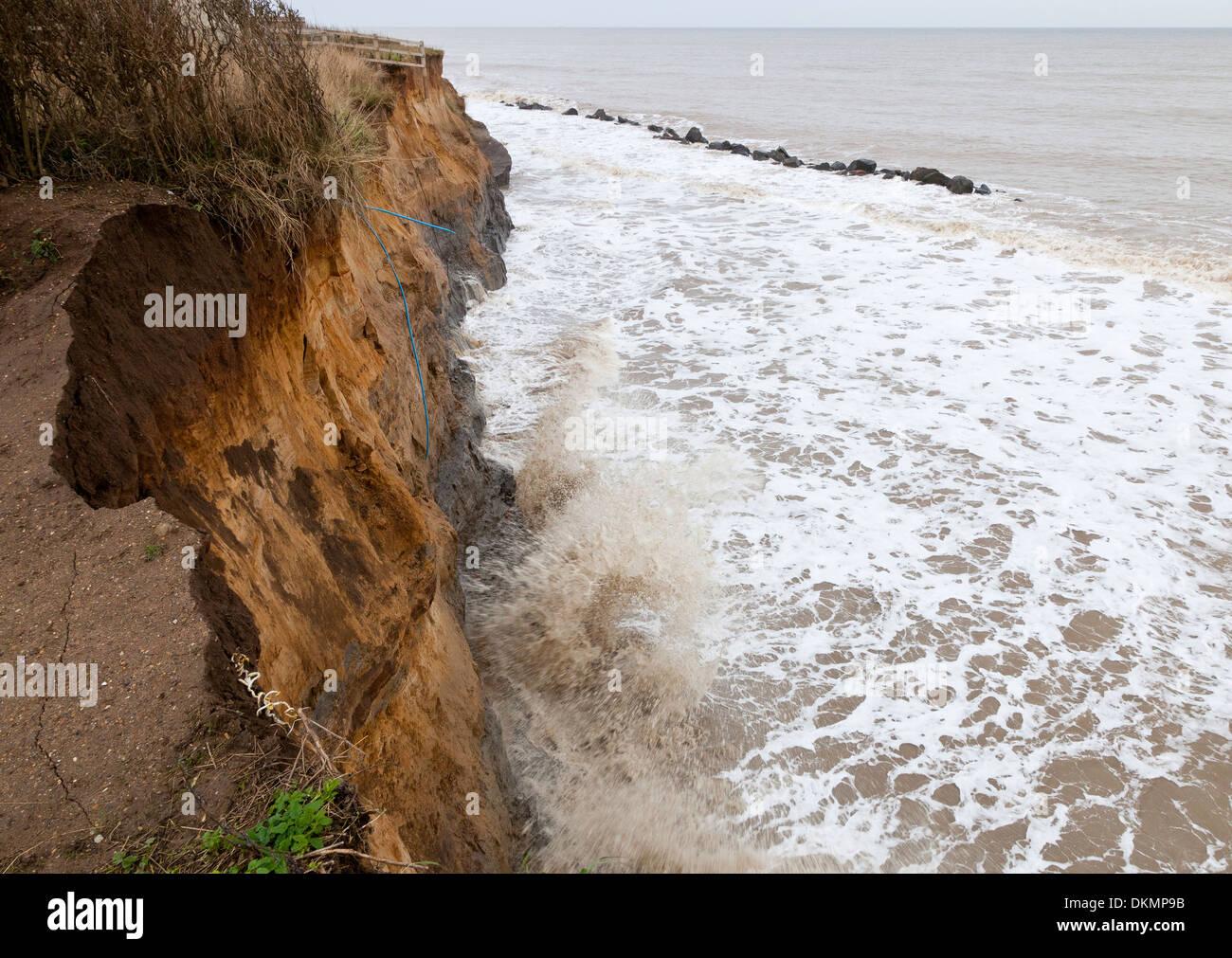 Happisburgh coastal erosion cliff hi-res stock photography and images ...