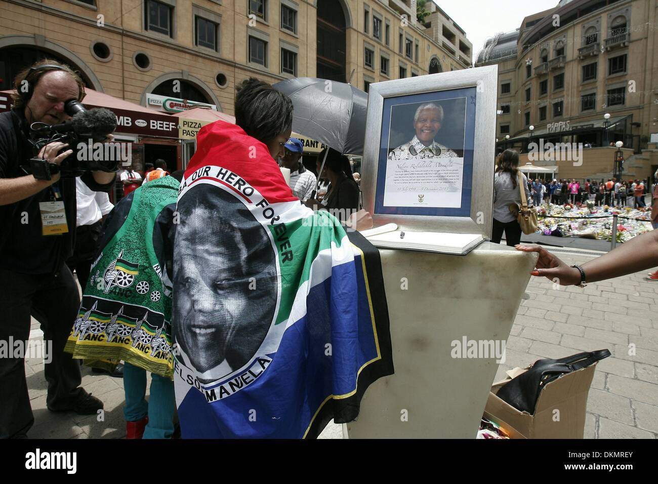 Tributes to nelson mandela hi-res stock photography and images - Alamy