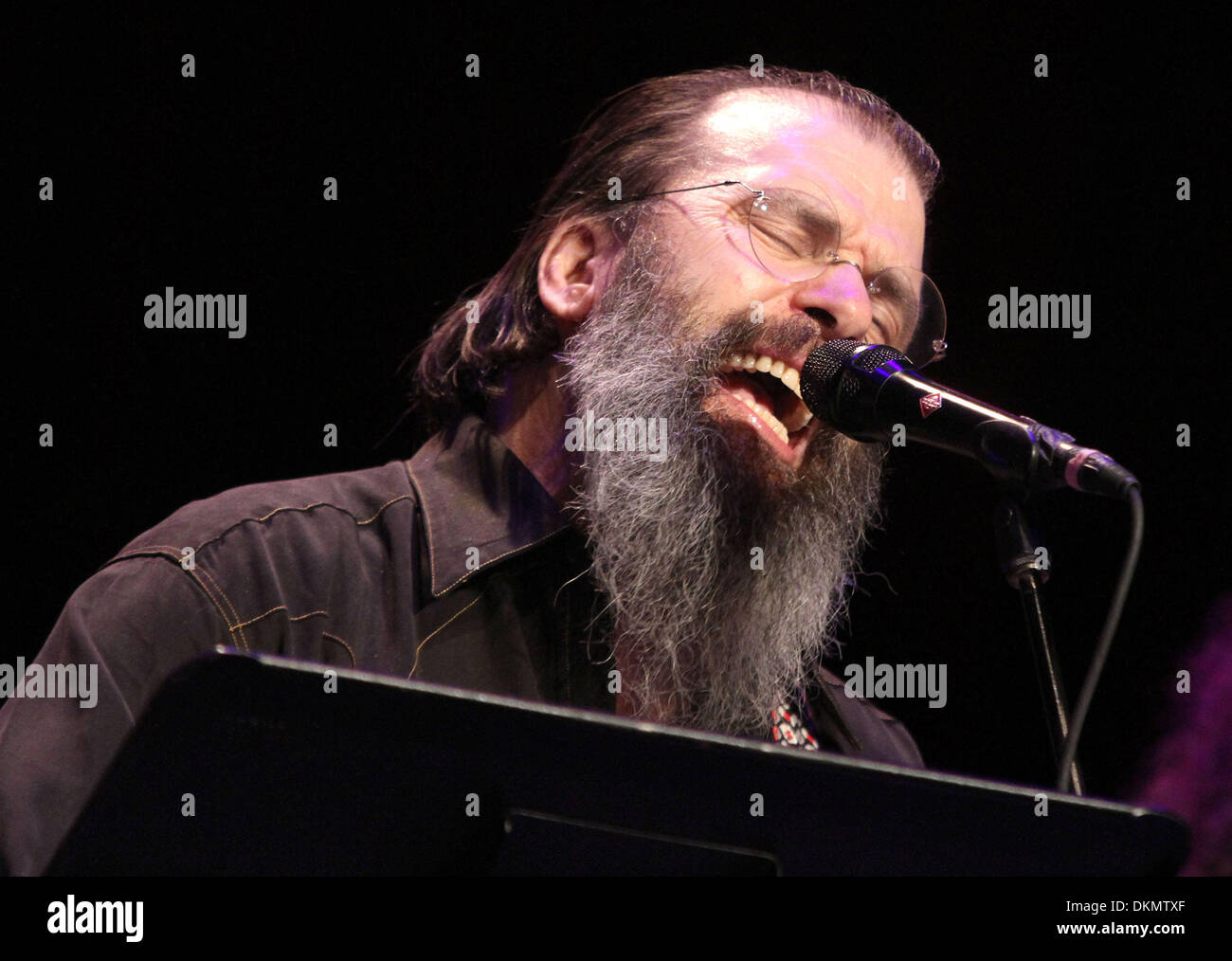 New York, New York, USA. 6th Dec, 2013. Singer/musician STEVE EARLE ...