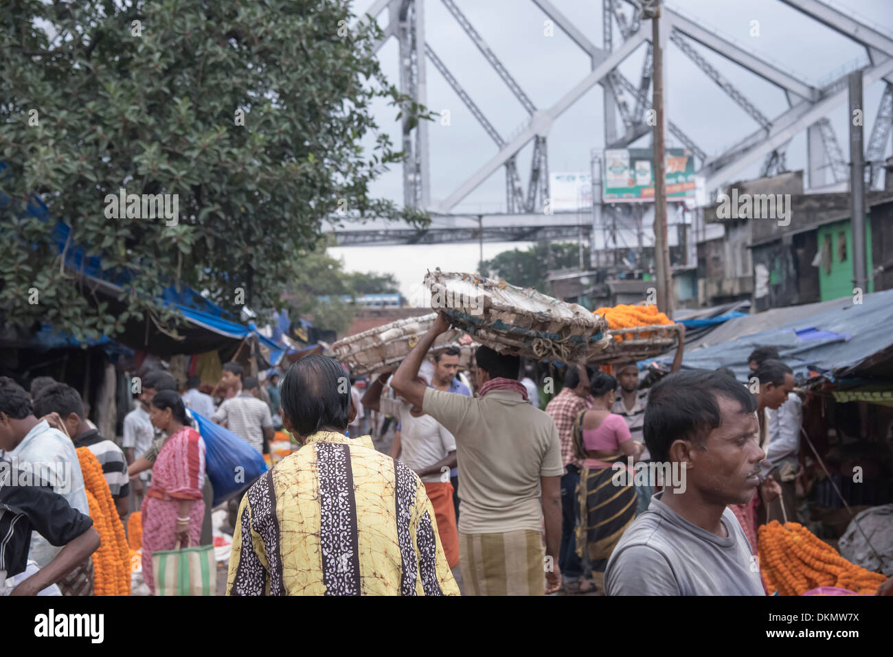 Howrah bridge mullick ghat flower market hi-res stock photography and ...
