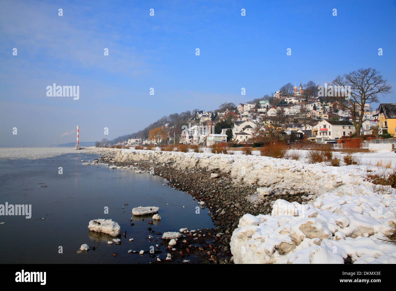 Elbe river beach at the Suellberg hill in Blankenese in winter, Hamburg ...