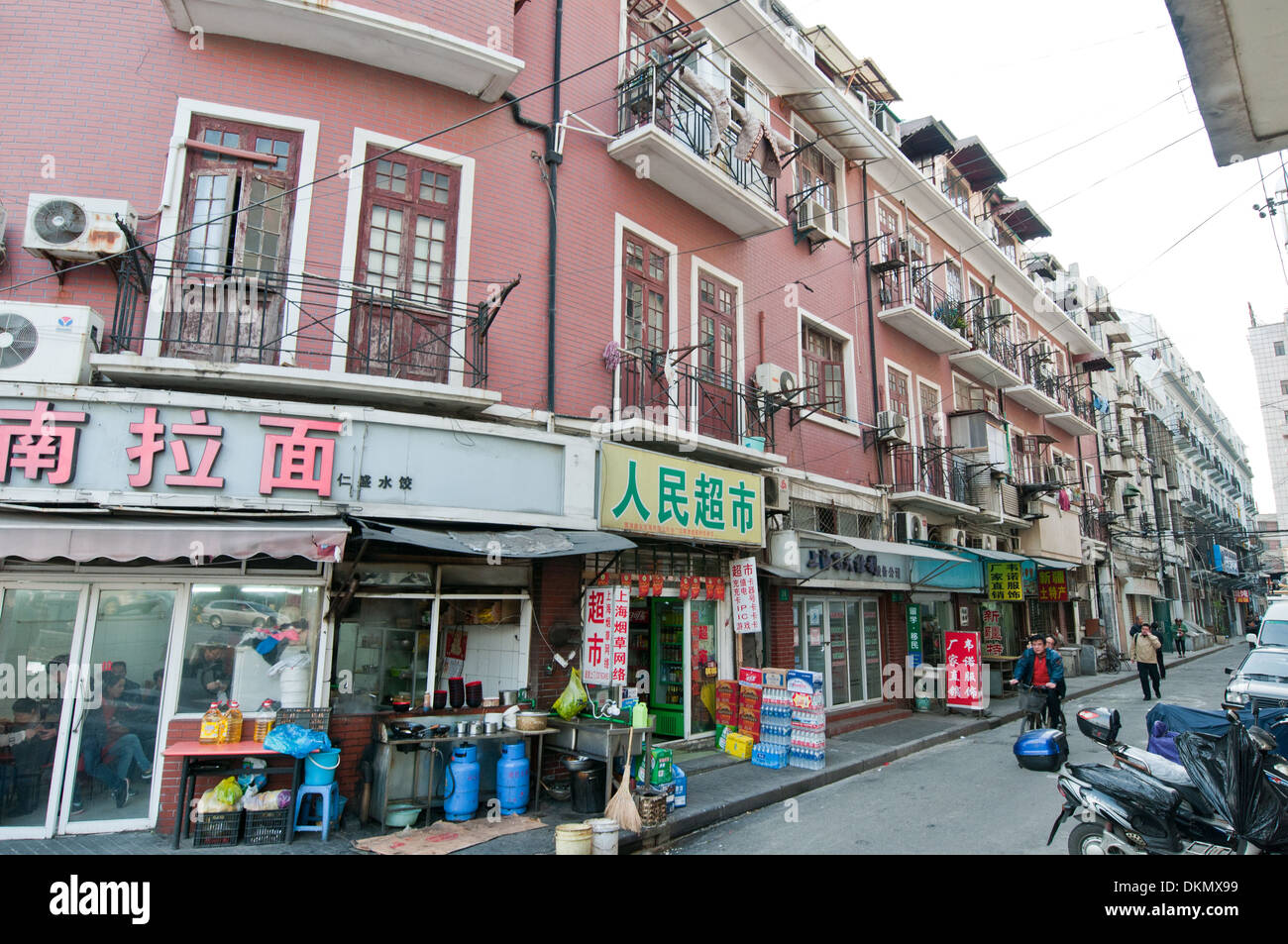 Small shops and restaurants in Shanghai, China Stock Photo - Alamy