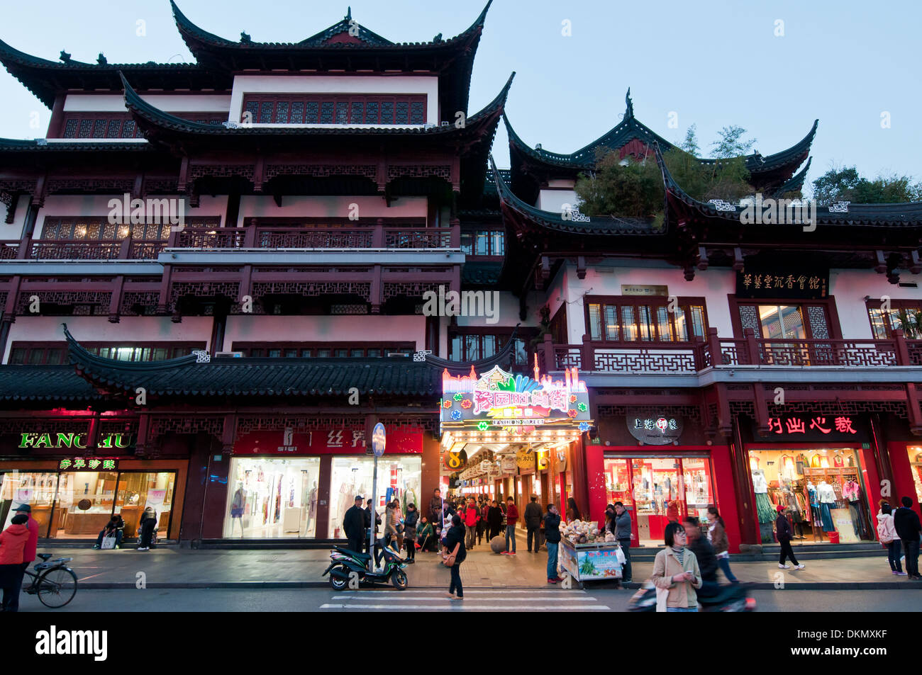 Fangbang Road at Yuyuan Tourist Mart near Yuyuan Garden, Old City ...