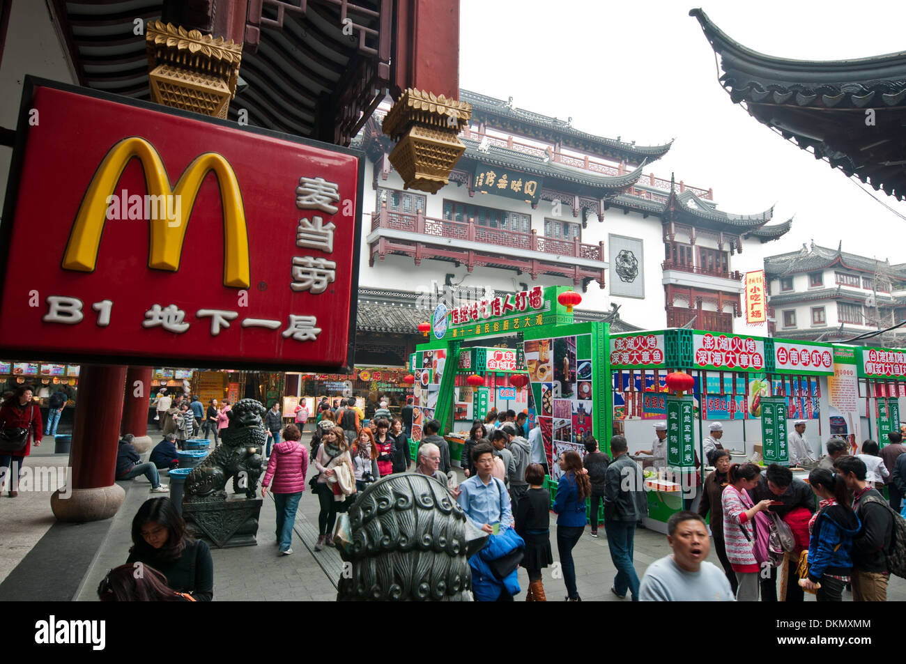 Street food area in Yuyuan Tourist Mart near Yuyuan Garden, Old City ...