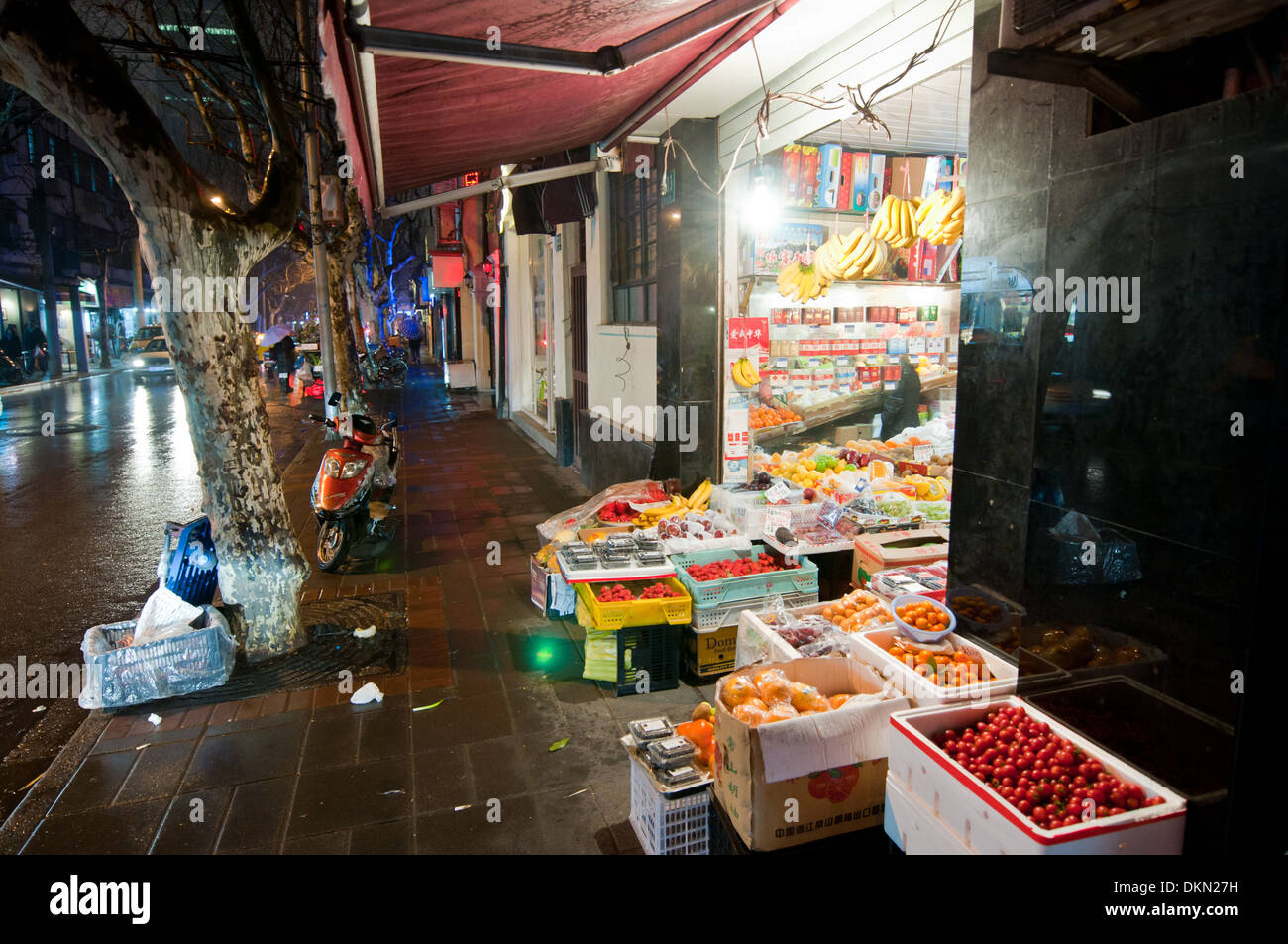 Small grocer's shop at Fumin Road in Shanghai, China Stock Photo - Alamy