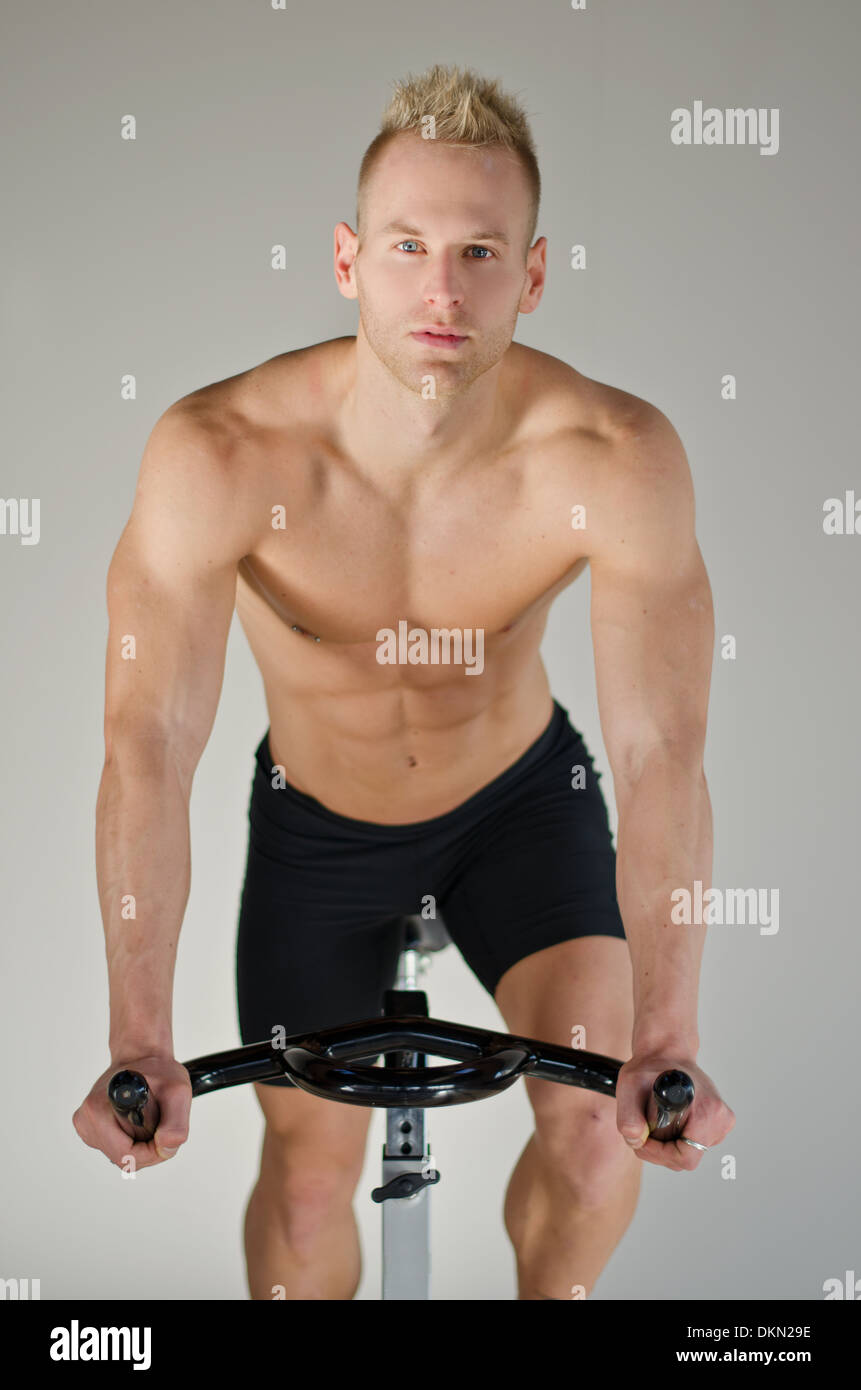 Spinning class young hi-res stock photography and images - Alamy