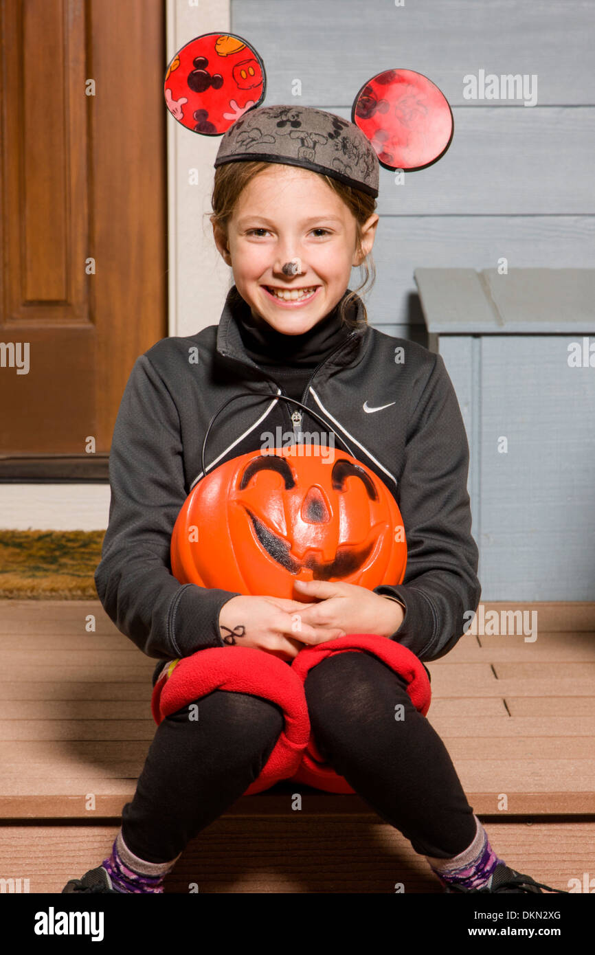 Children mickey mouse hi-res stock photography and images - Alamy