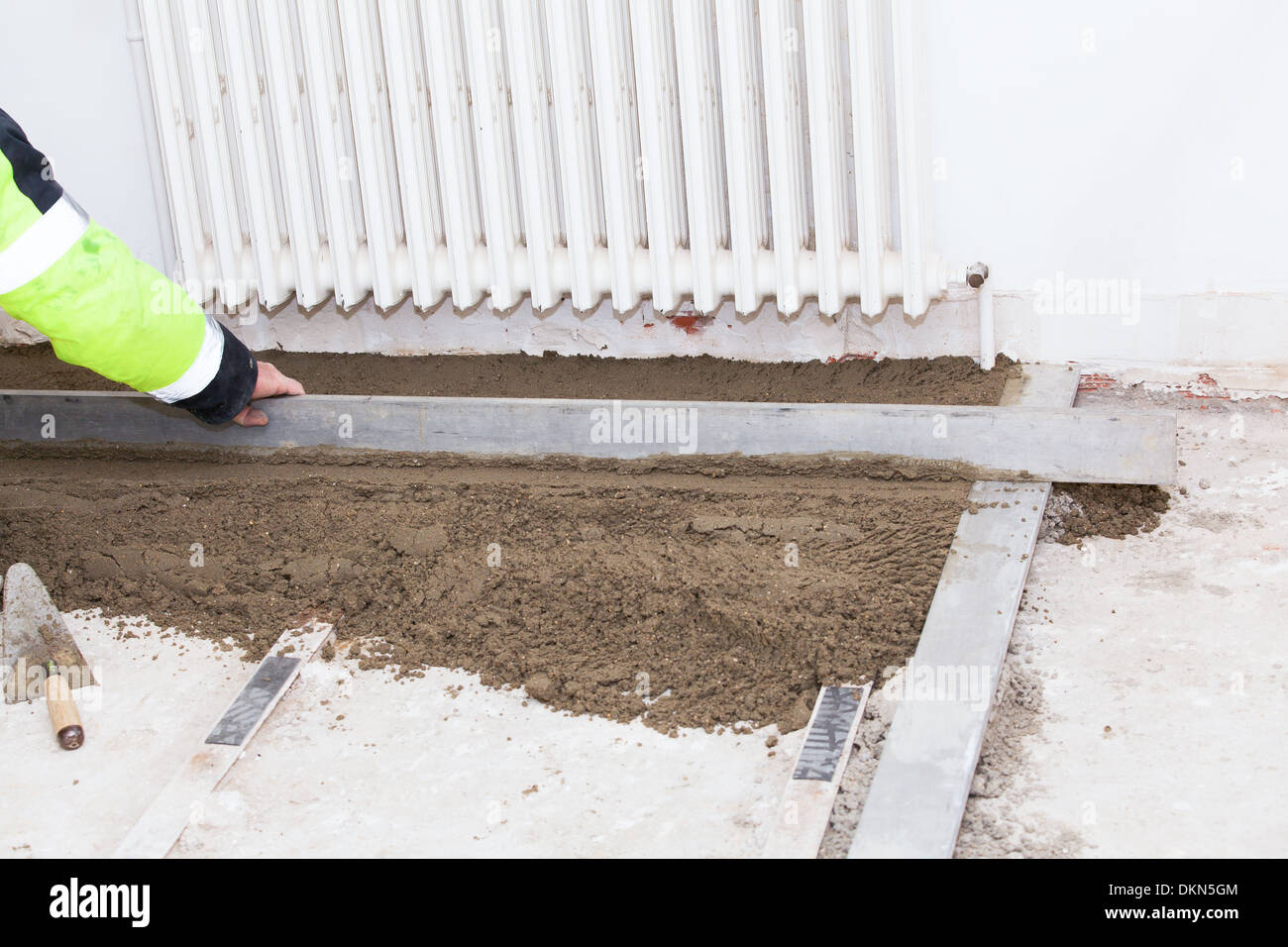 mason leveling the cement screed Stock Photo - Alamy