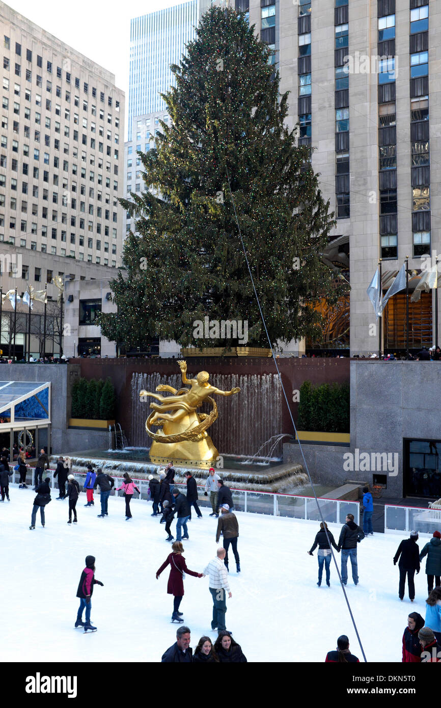 The Christmas tree and Ice Skating Rink in Rockefeller Center on the ...