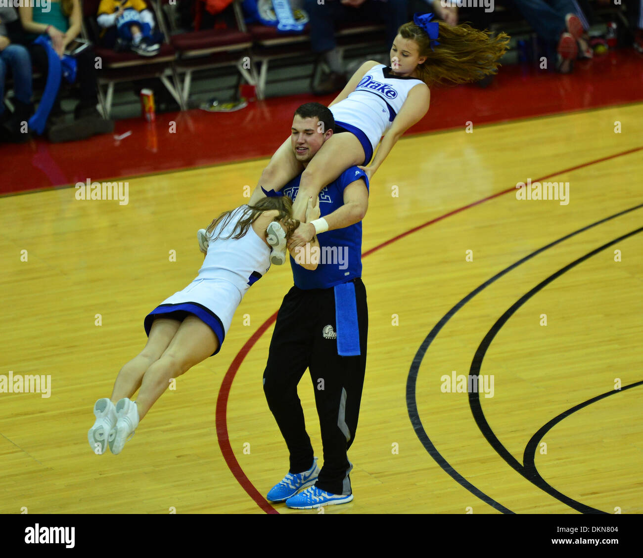 Des Moines, Iowa, USA. 7th Dec, 2013. December 7th., 2013: Drake cheer ...