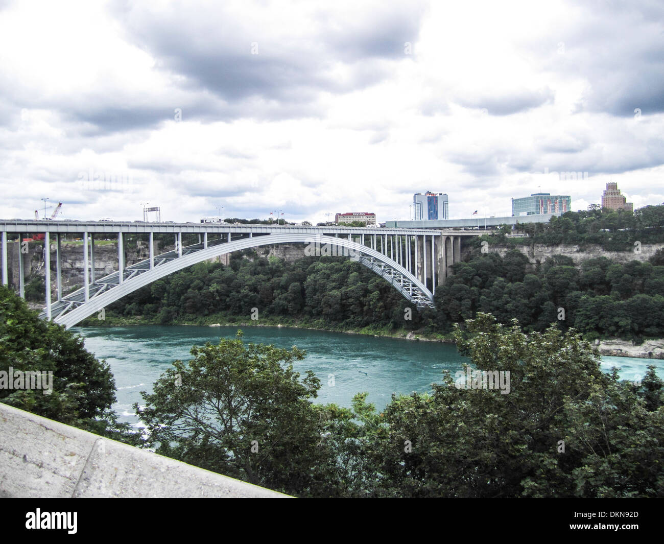 Rainbow bridge crossing, Niagara River at Niagara Falls, Ontario ...
