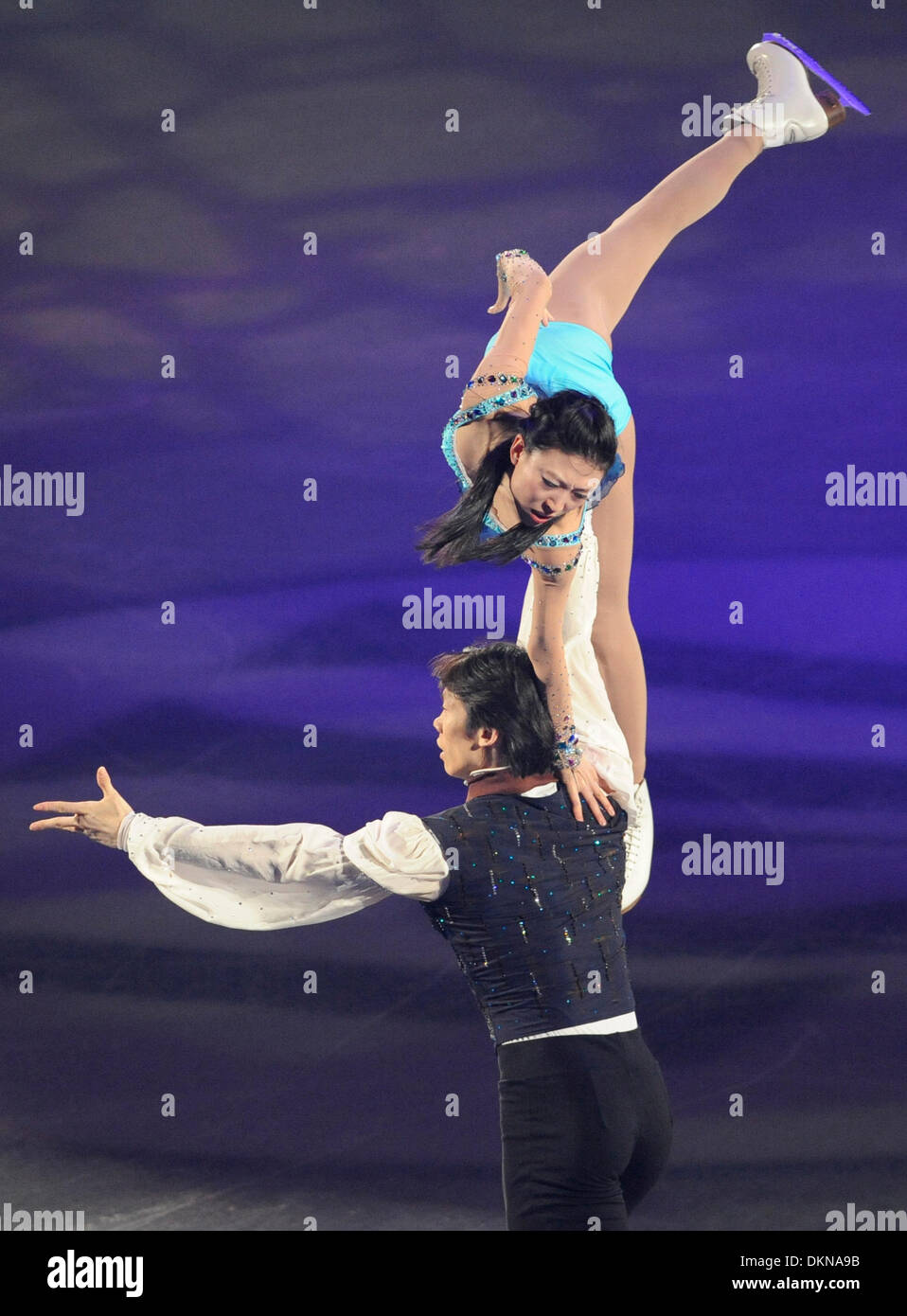 Fukuoka, Japan. 8th Dec, 2013. Pang Qing (top) and Tong Jian of China ...