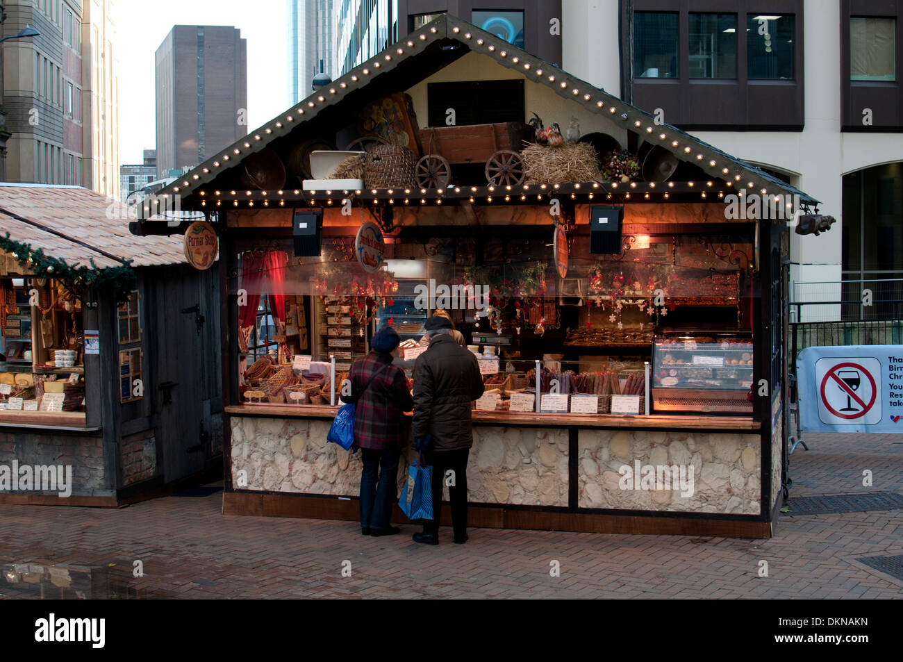 German market stall hi-res stock photography and images - Alamy