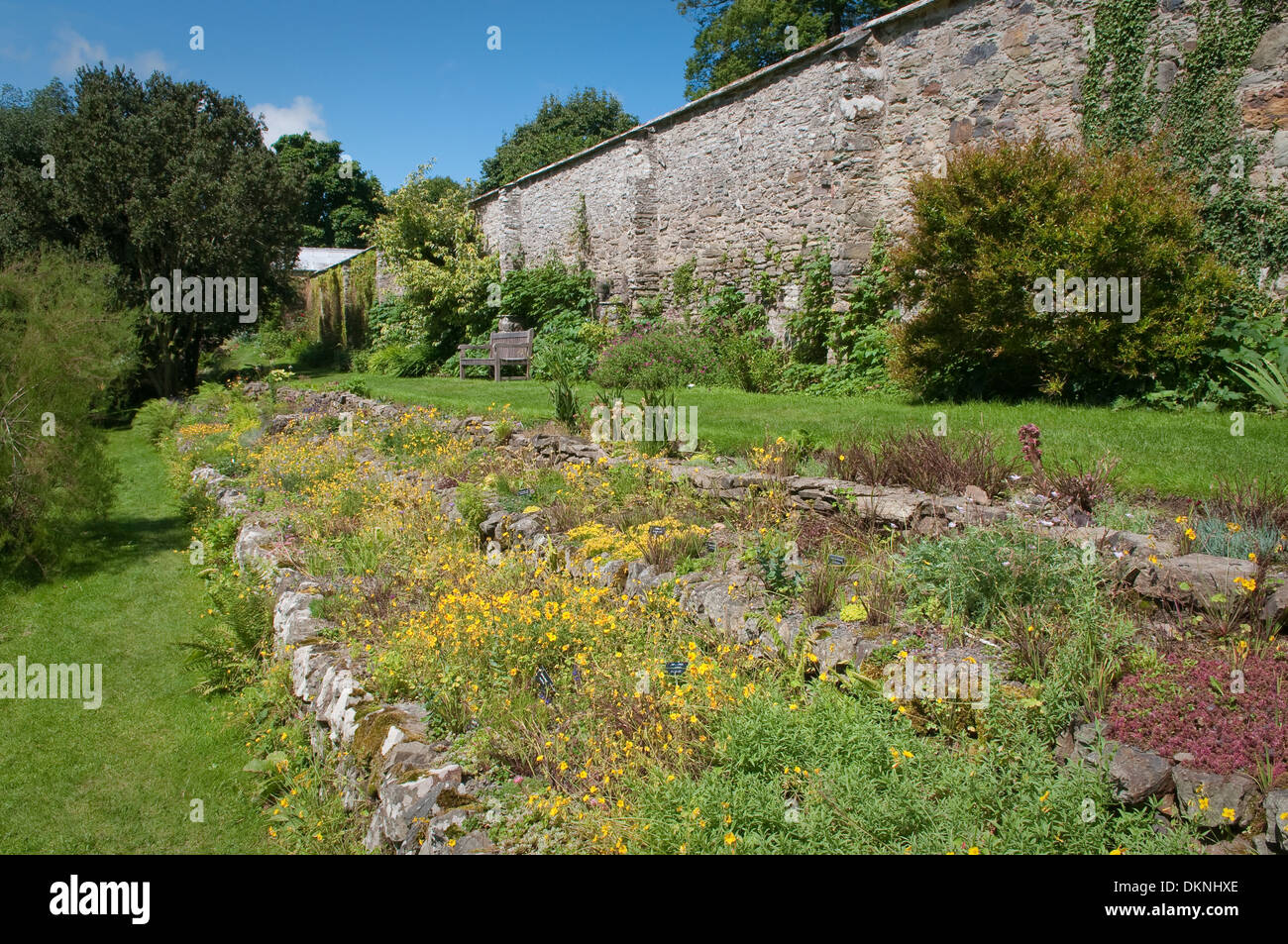 Stone garden bench uk hi-res stock photography and images - Alamy