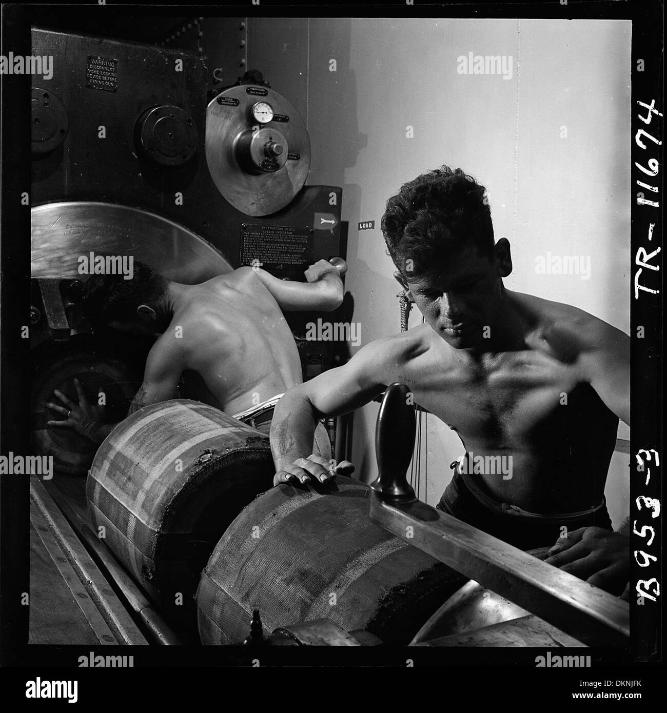 16 inch gun hi-res stock photography and images - Alamy