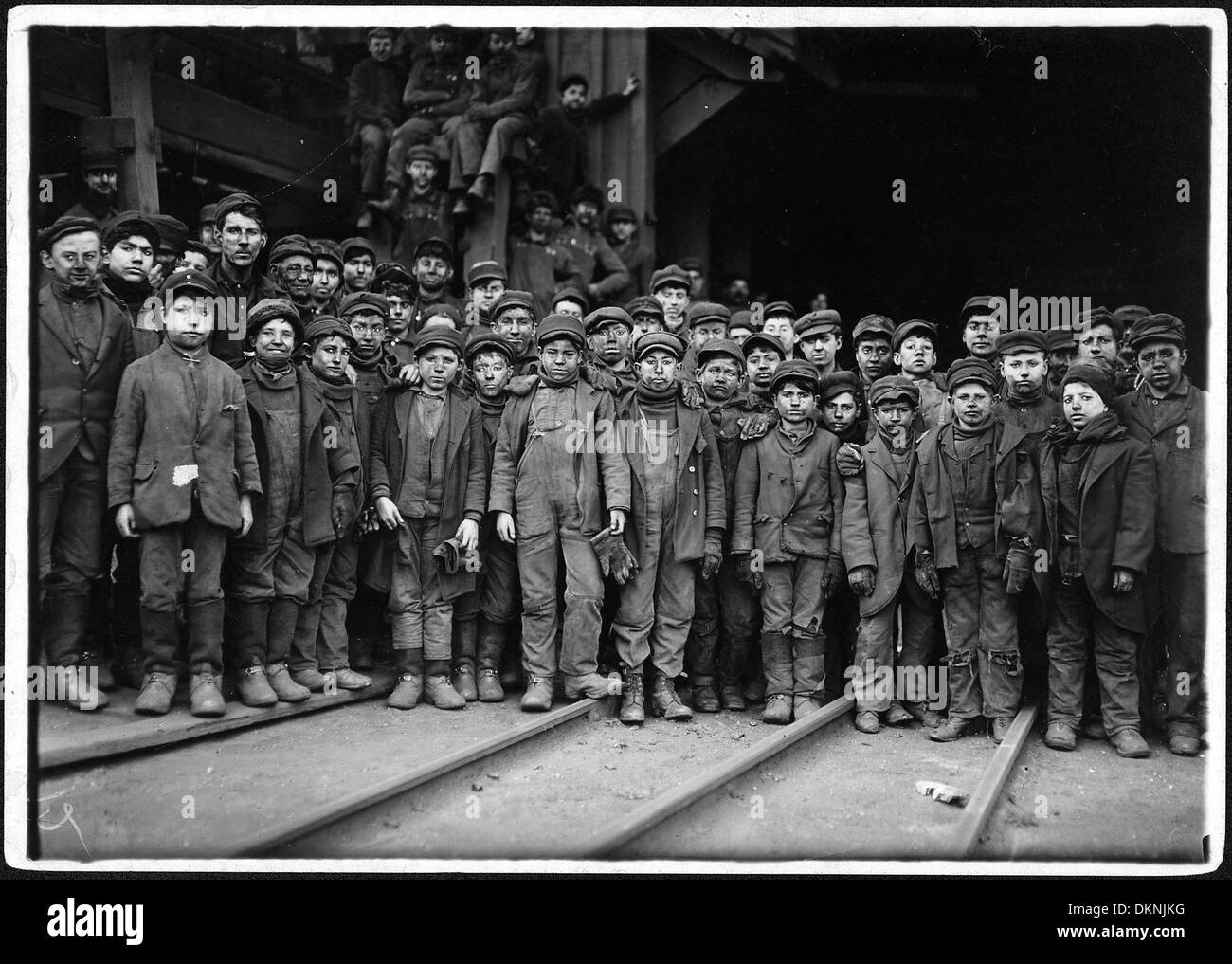 This photograph depicts breaker boys working in the Ewen Breaker in ...