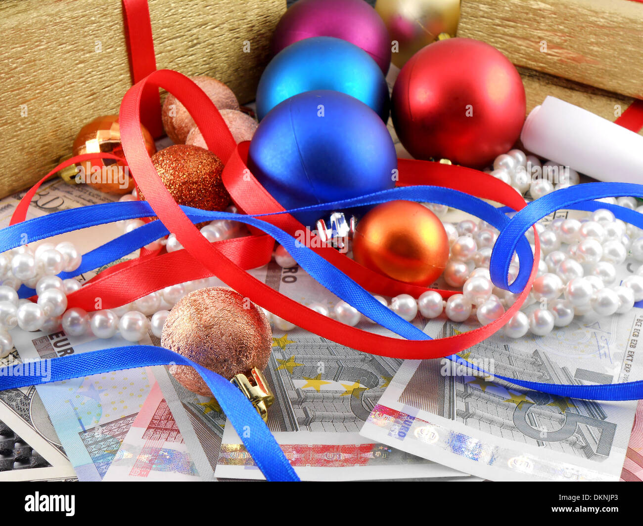 Money gold diamonds hi-res stock photography and images - Alamy