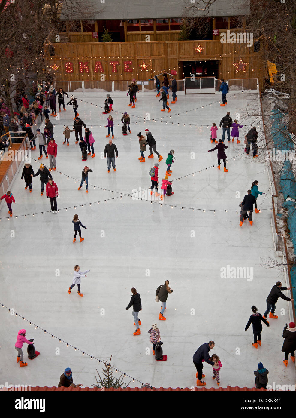 Edinburgh christmas ice rink fun hi-res stock photography and images ...