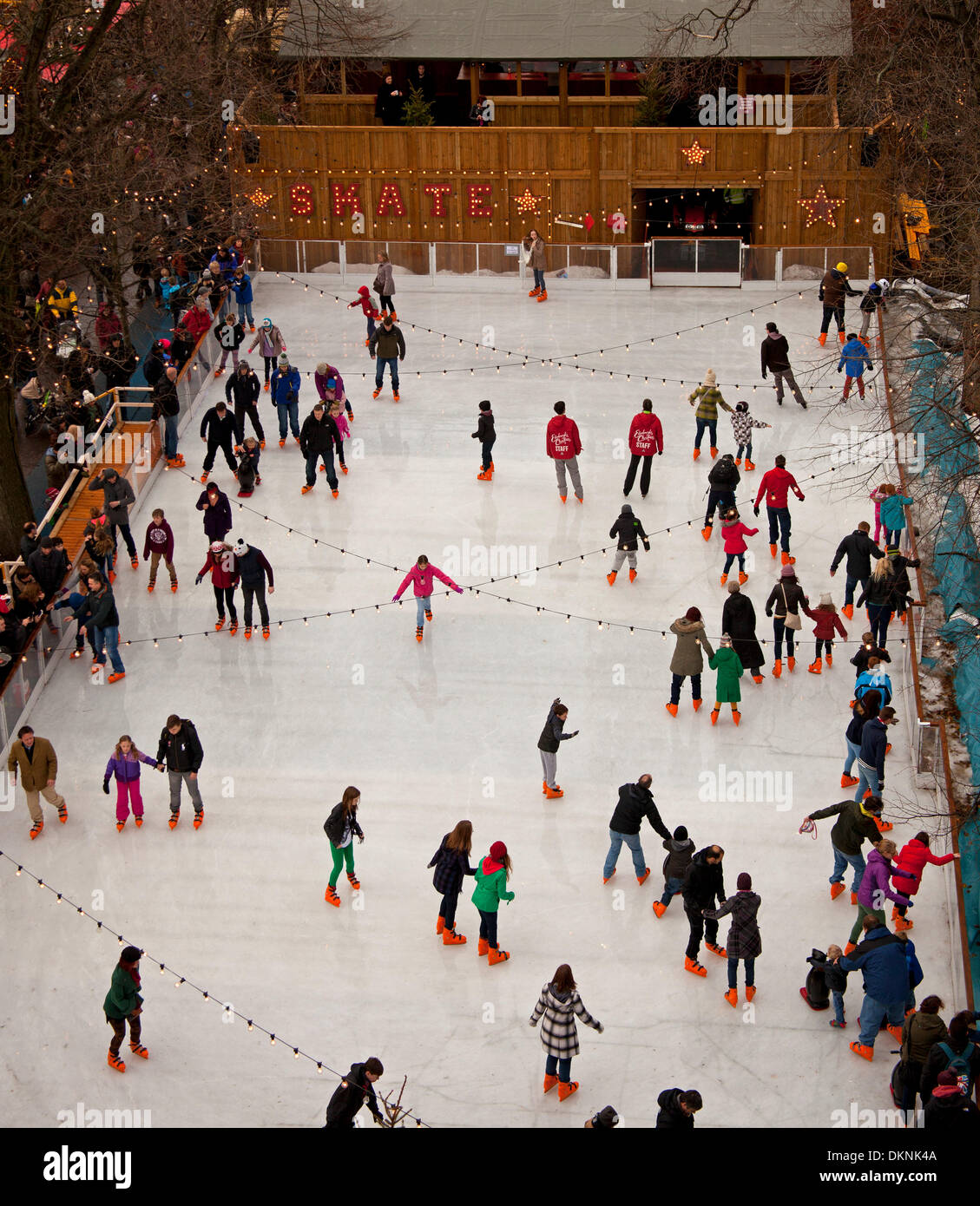 Edinburgh christmas ice rink fun hi-res stock photography and images ...
