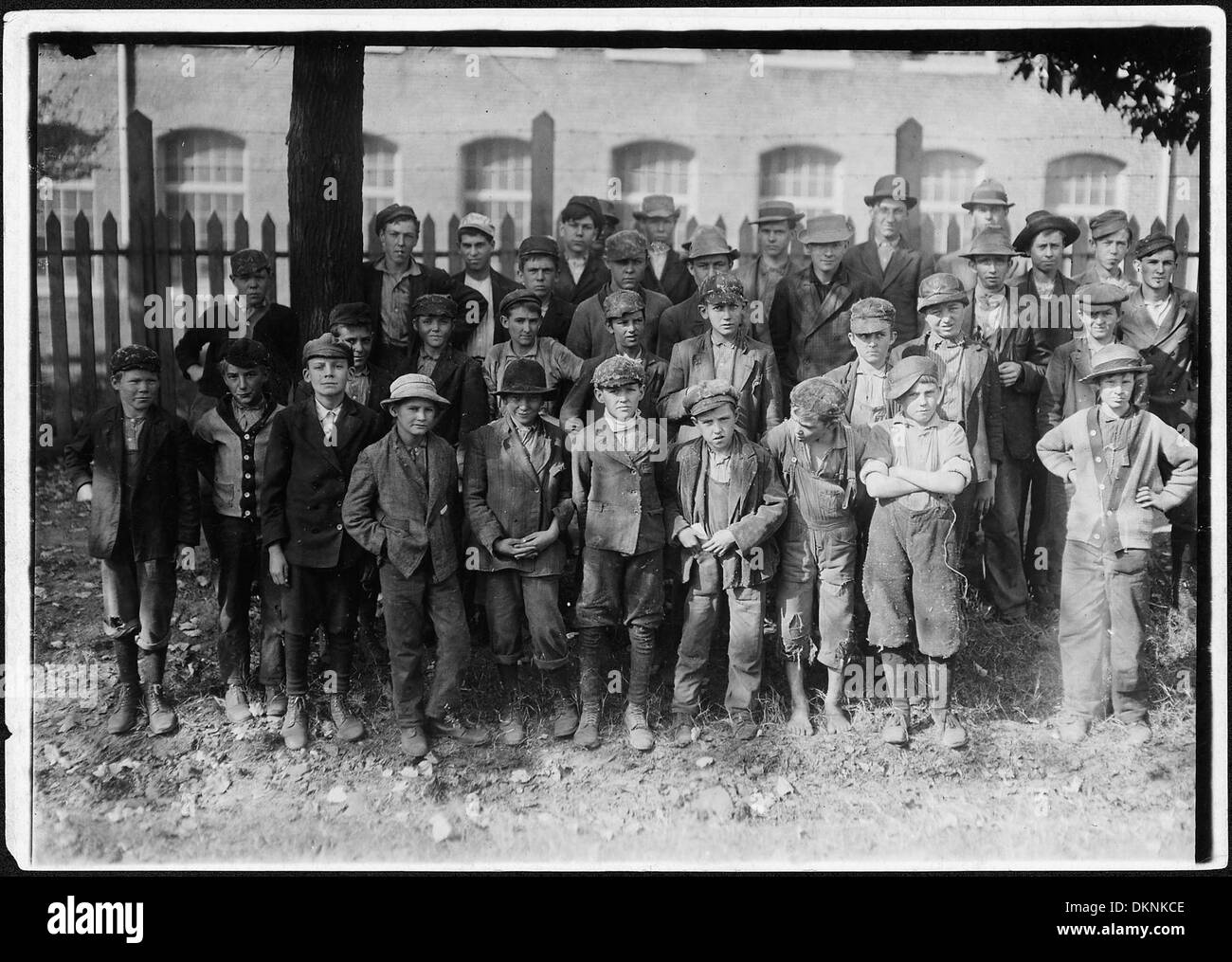 This image shows children working at Dallas Mill during the closing ...