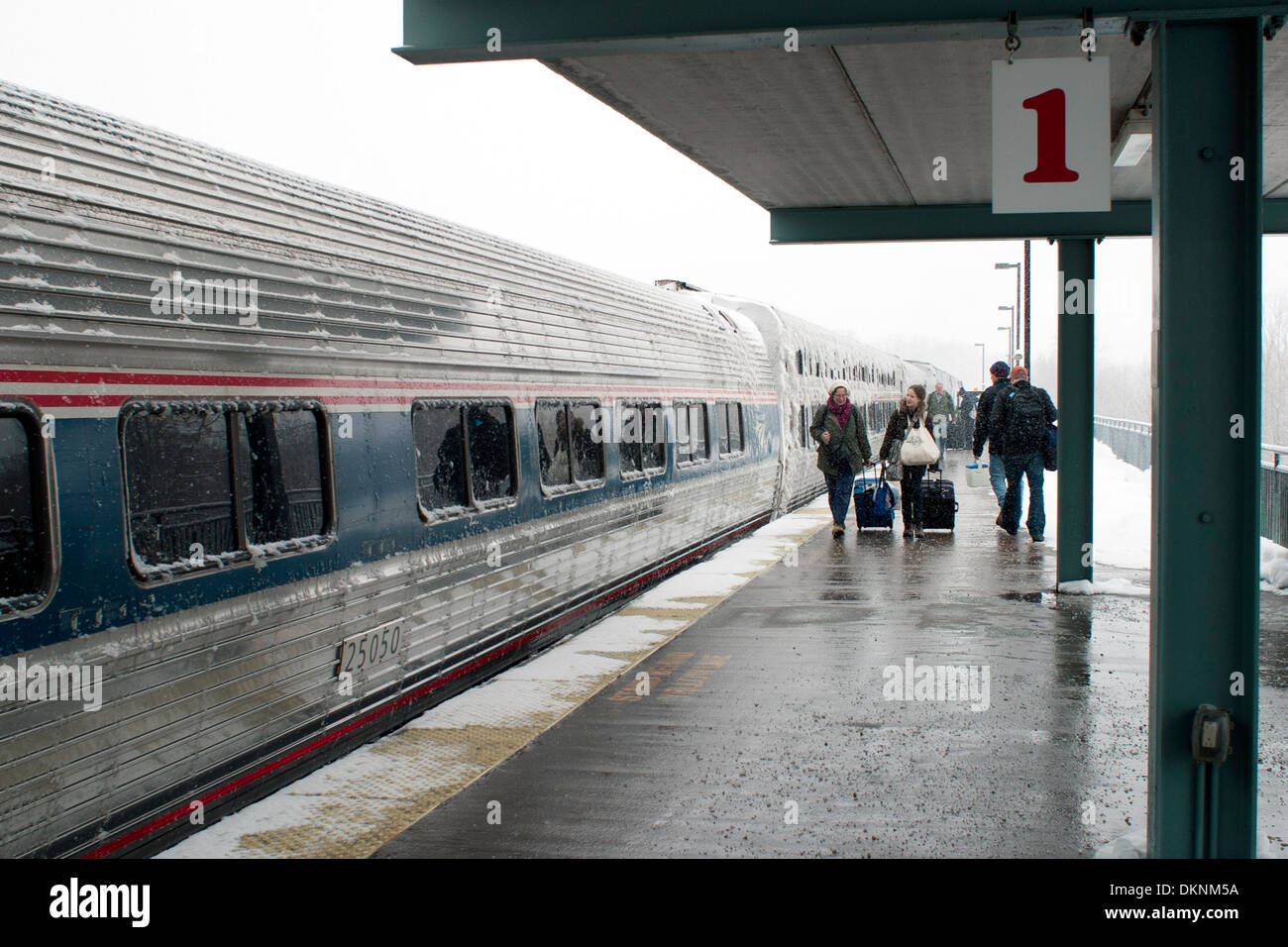 Amtrak trains pulling into station hi-res stock photography and images ...