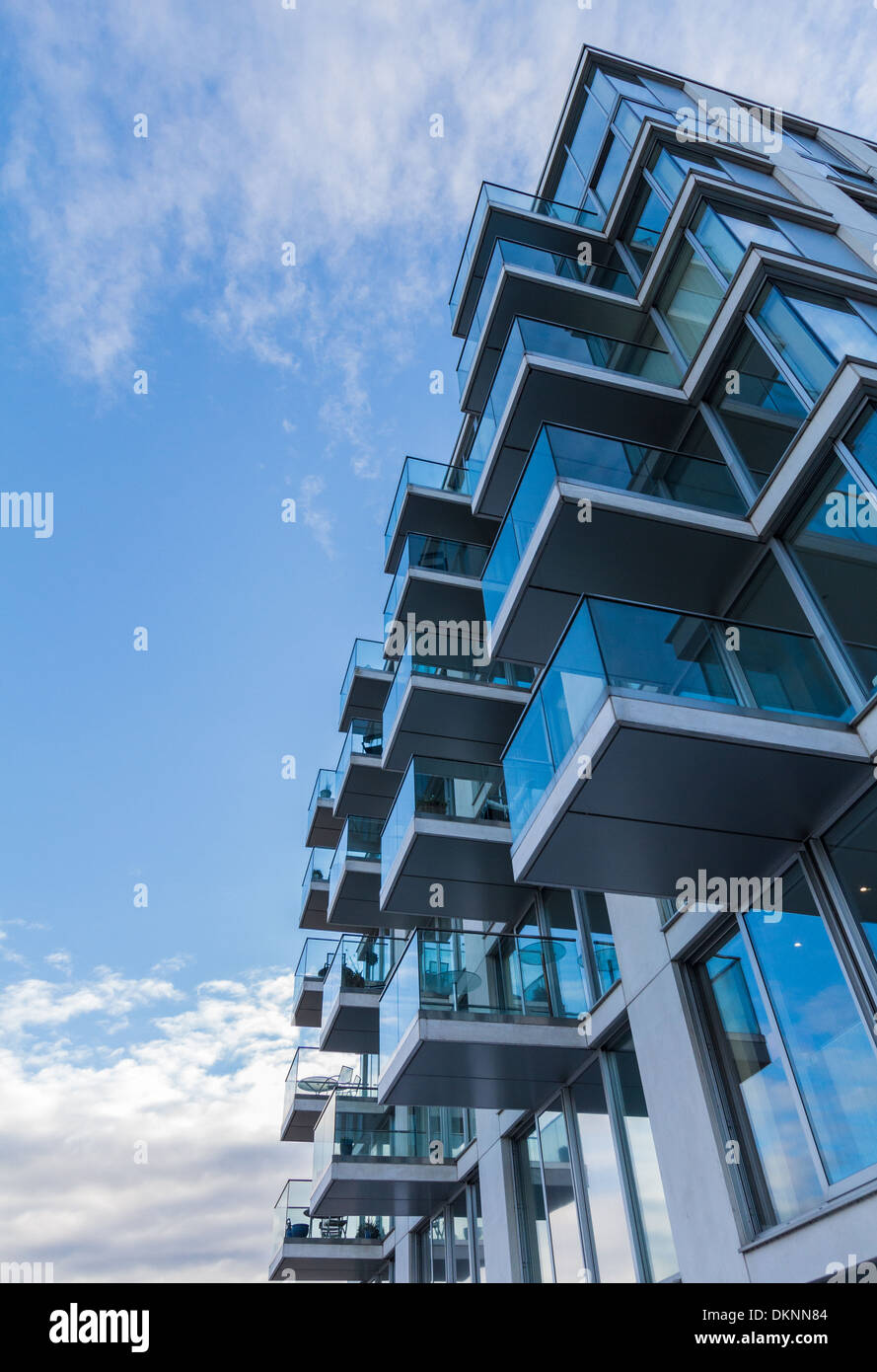 Modern flats uk exterior hi-res stock photography and images - Alamy