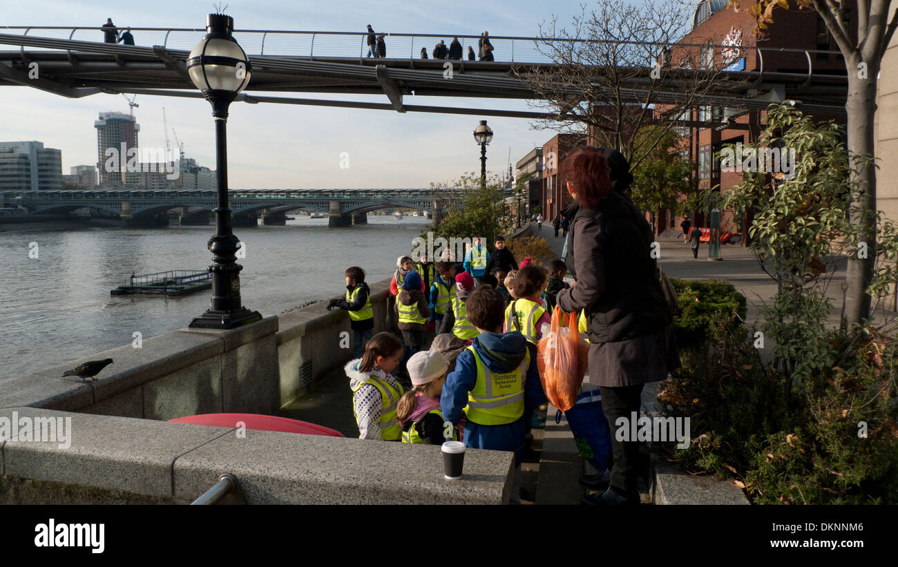 Children and thames hi-res stock photography and images - Alamy